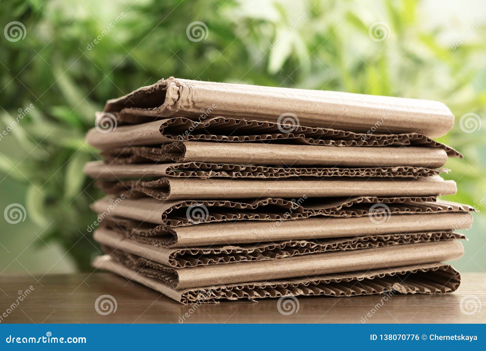 Stapel Van Karton Voor Recycling Op Lijst Stock Foto - Image of schoon ...