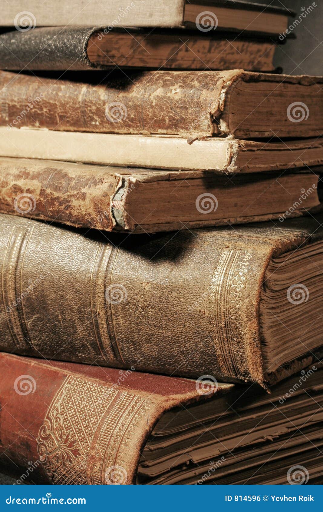 Stapel van oude boeken stock foto. Image of document, informatie - 814596