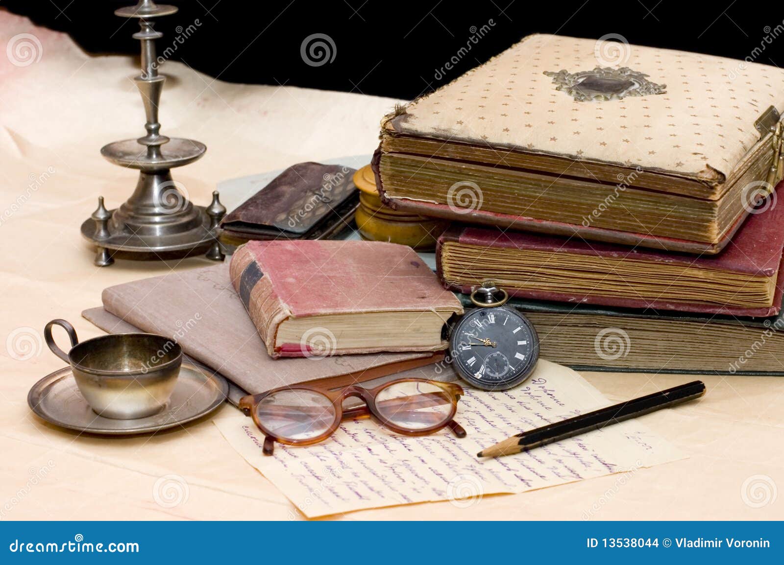 Stapel Van Oude Boeken En Verschillende Dingen Stock Foto - Image of ...