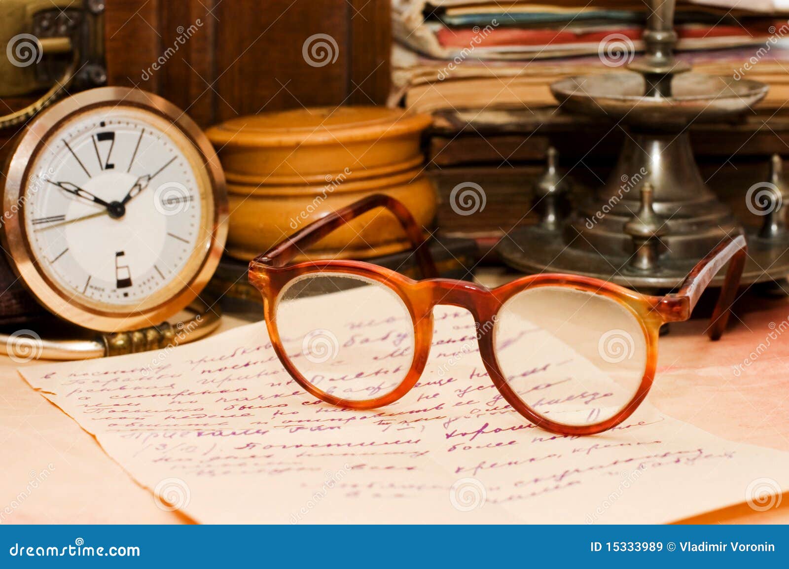 Stapel Van Oude Boeken En Verschillende Dingen Stock Afbeelding - Image ...