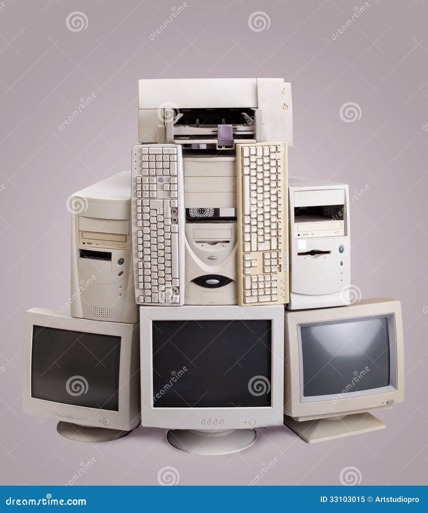 Stapel van oude computer stock afbeelding. Image of monitor - 33103015