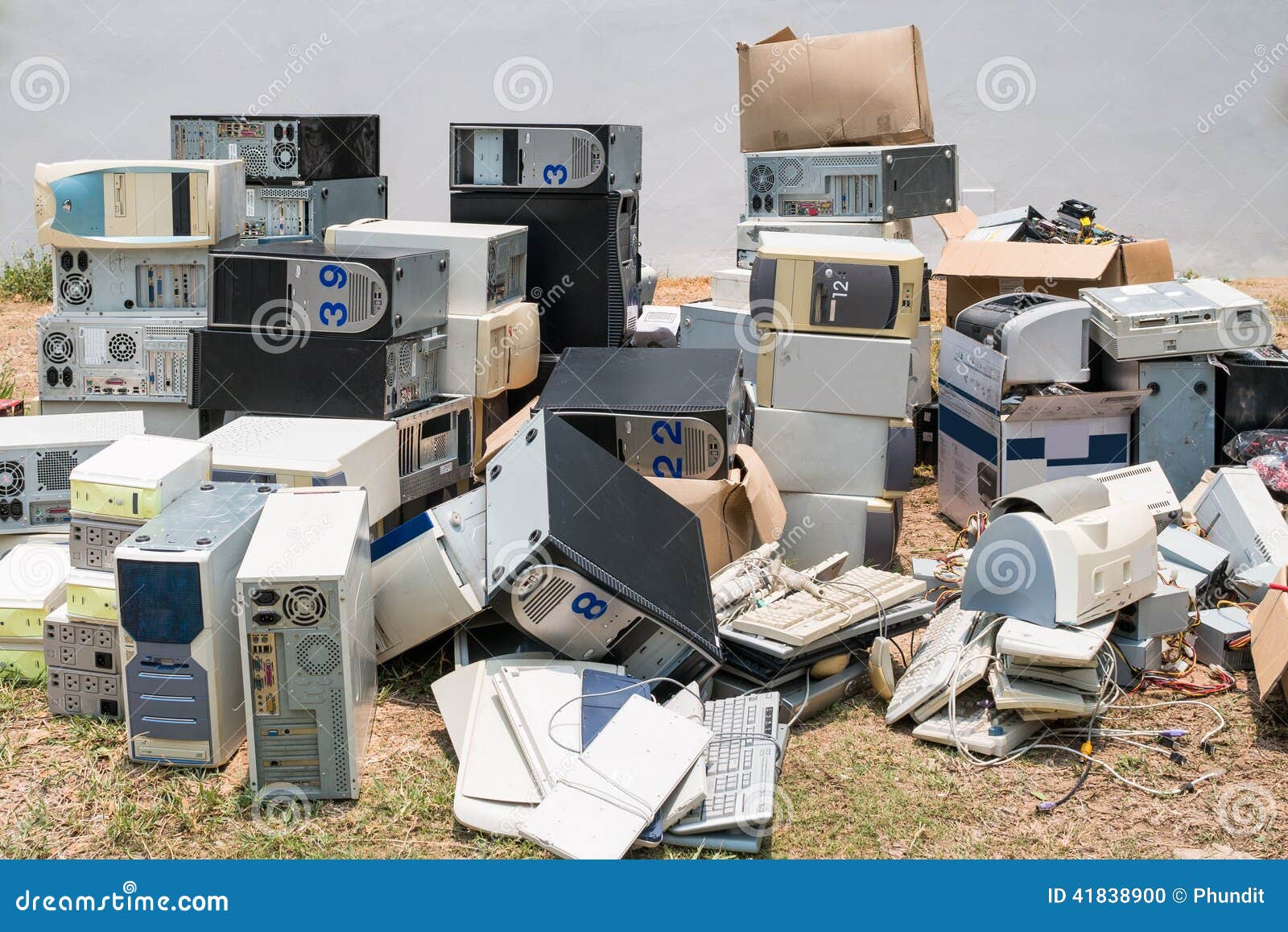 Stapel van oude computers stock foto. Image of vuil, schade - 41838900