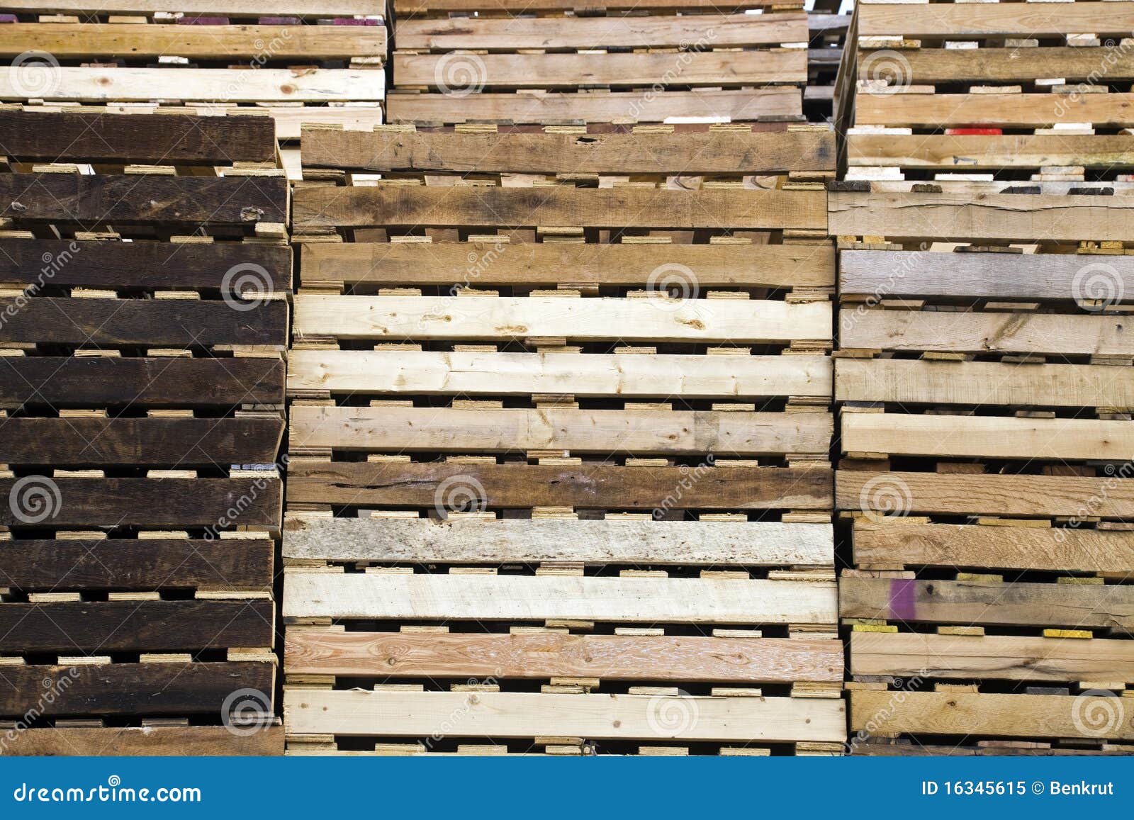 Stapel van pallets stock afbeelding. Image of haven, industrieel - 16345615