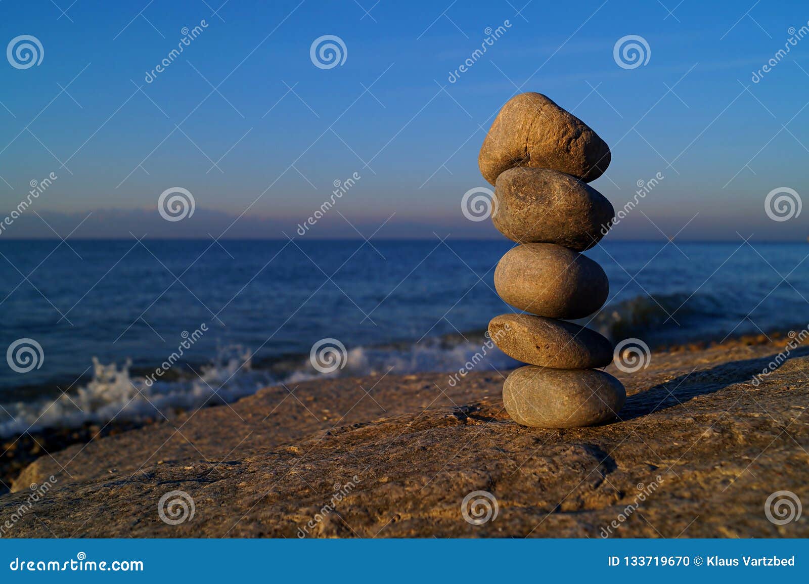 Stapel Verschiedene Steine in Der Balance am Strand Stockfoto - Bild ...
