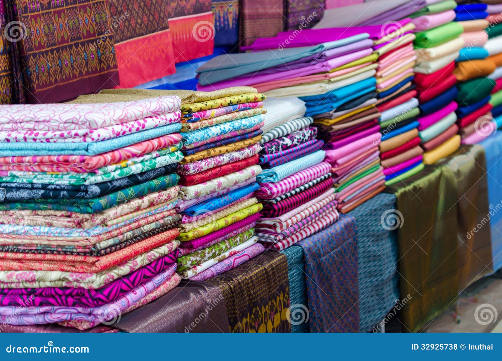 Stapel von bunten Geweben stockfoto. Bild von möbel, leinen - 32925738