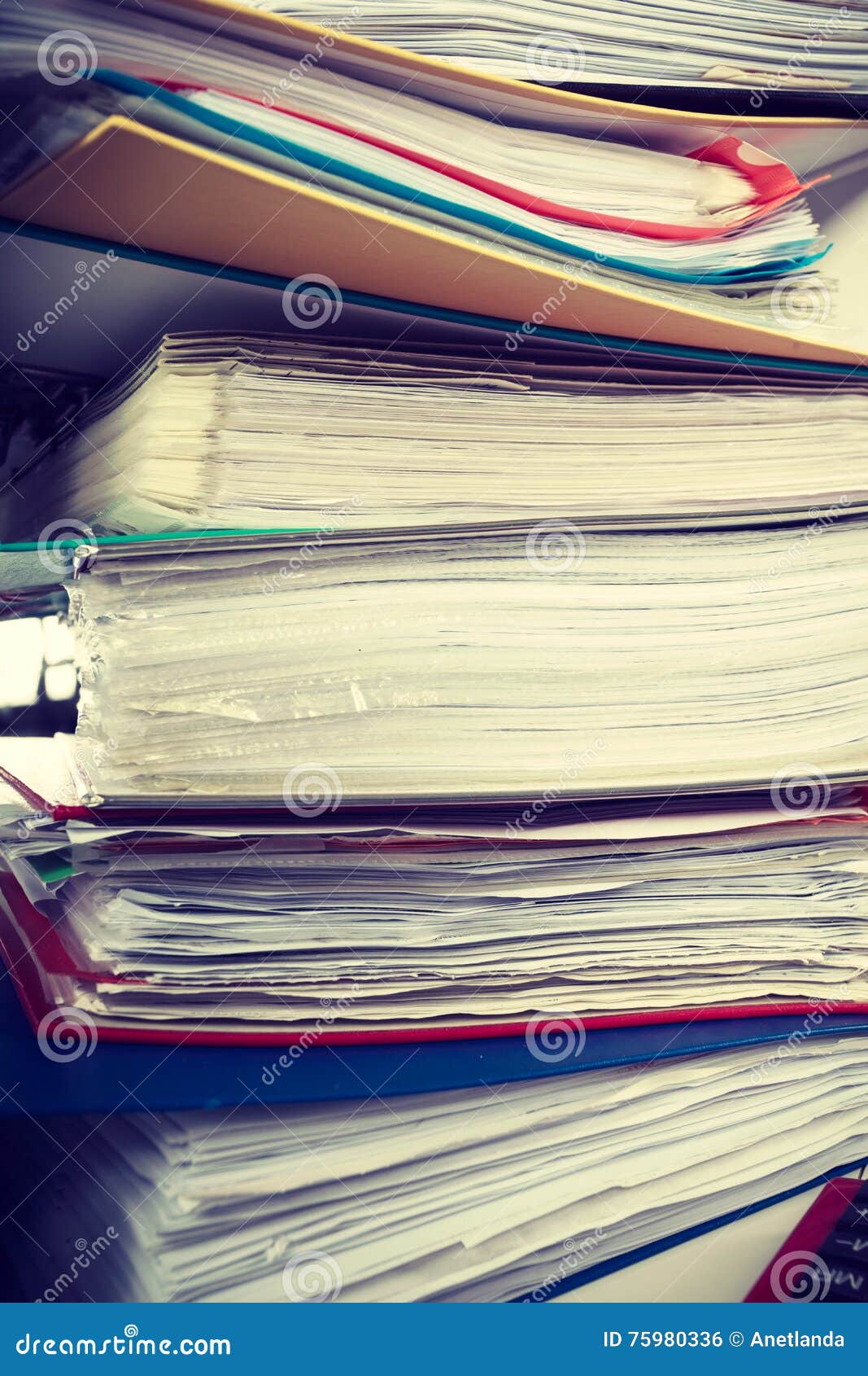 Stapel Von Mappen Mit Dokumenten Stockfoto - Bild von schreibarbeit ...