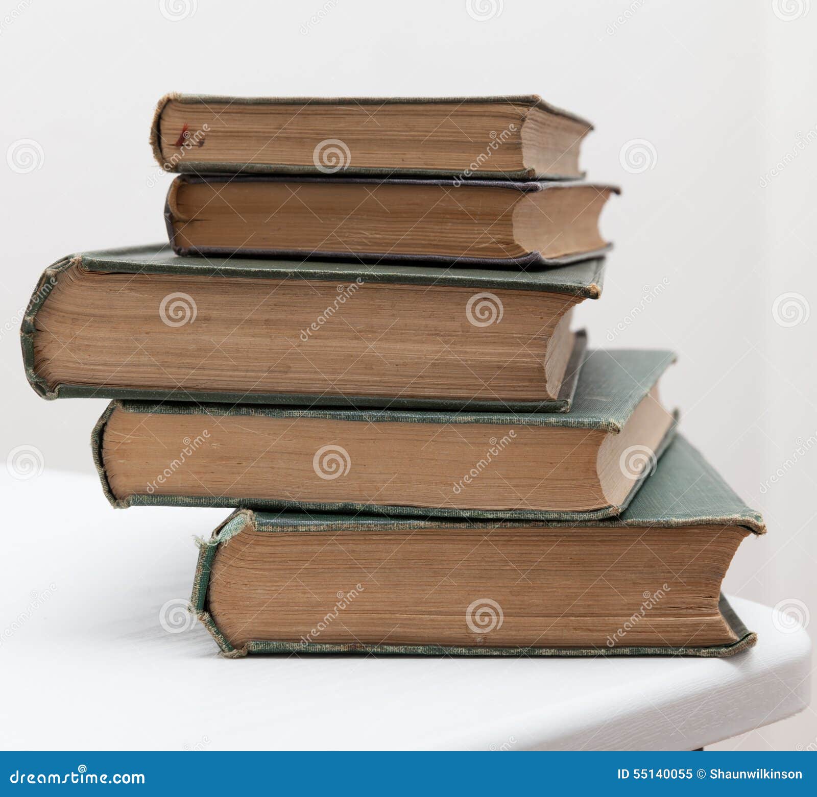 Stapel Von Sehr Alten Büchern Stockbild - Bild von abdeckung, braun ...