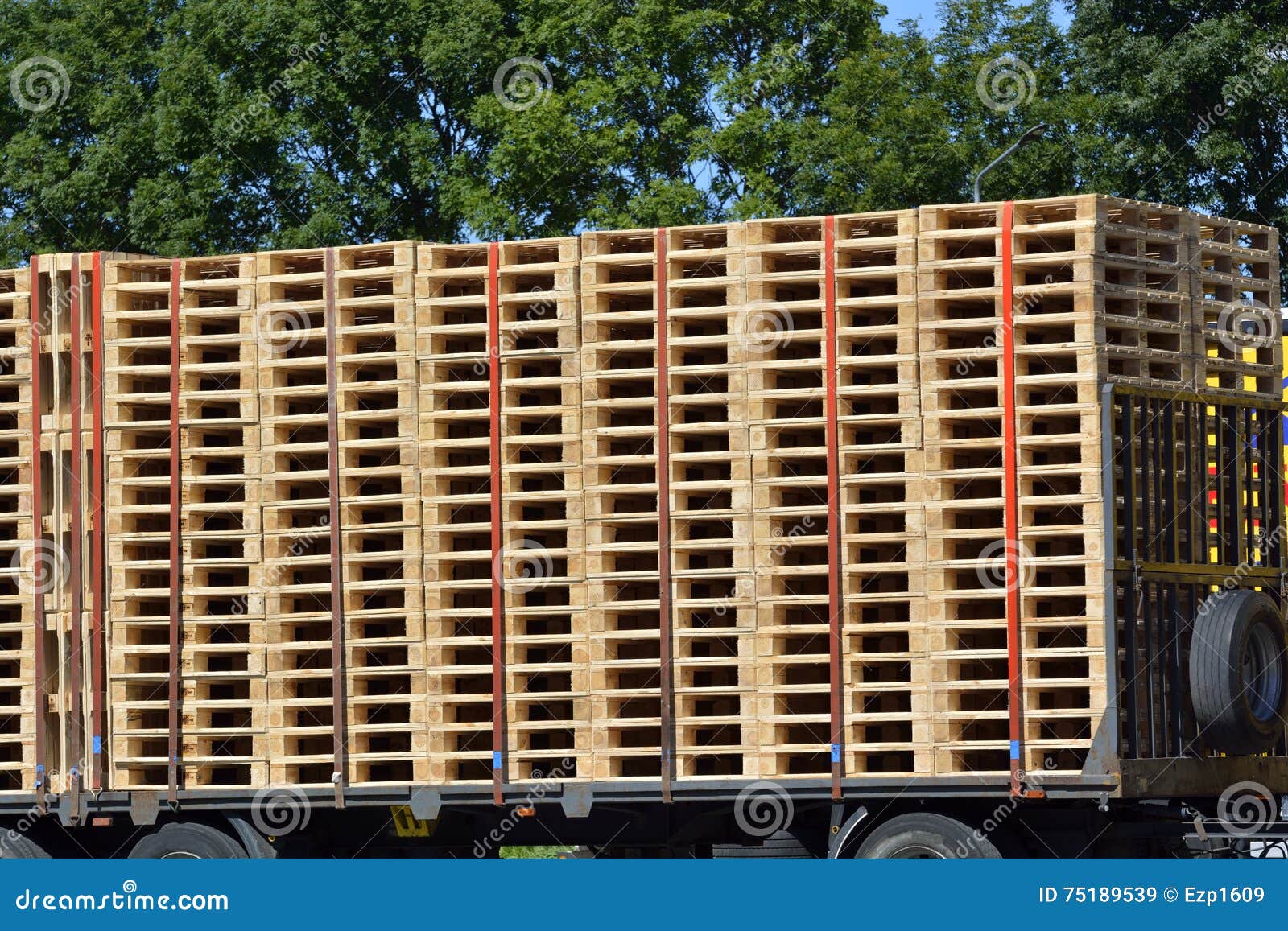 Stapelpaletten Euro, stockbild. Bild von hölzern, verpacken - 75189539
