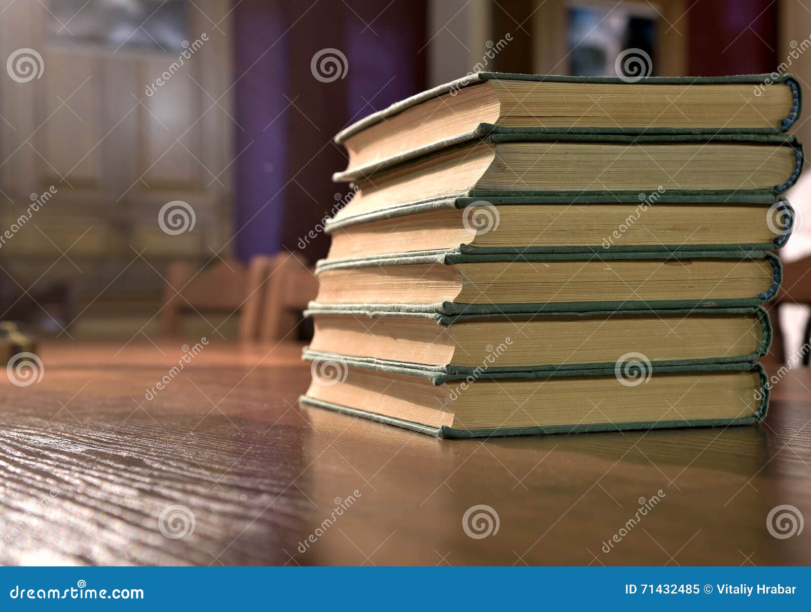 Stapels Van Boeken Op Lijst Stock Afbeelding - Image of houd, inhoud ...