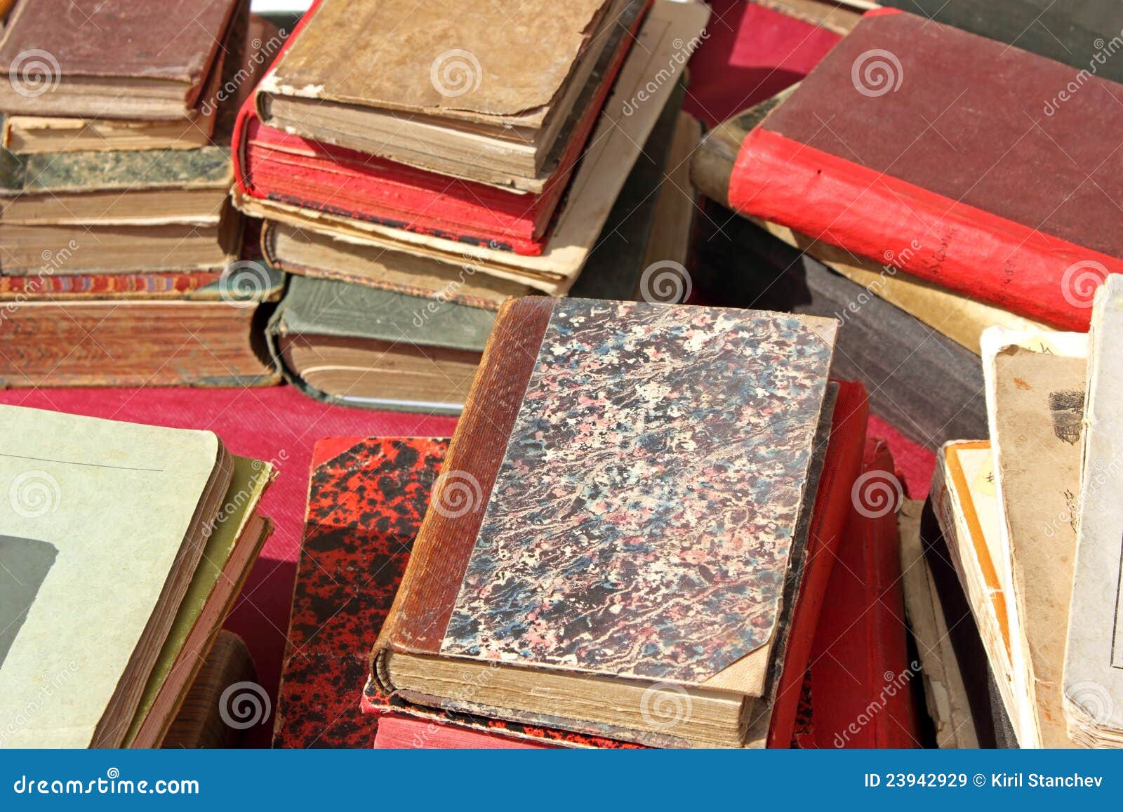 Stapels van oude boeken stock afbeelding. Image of lees - 23942929