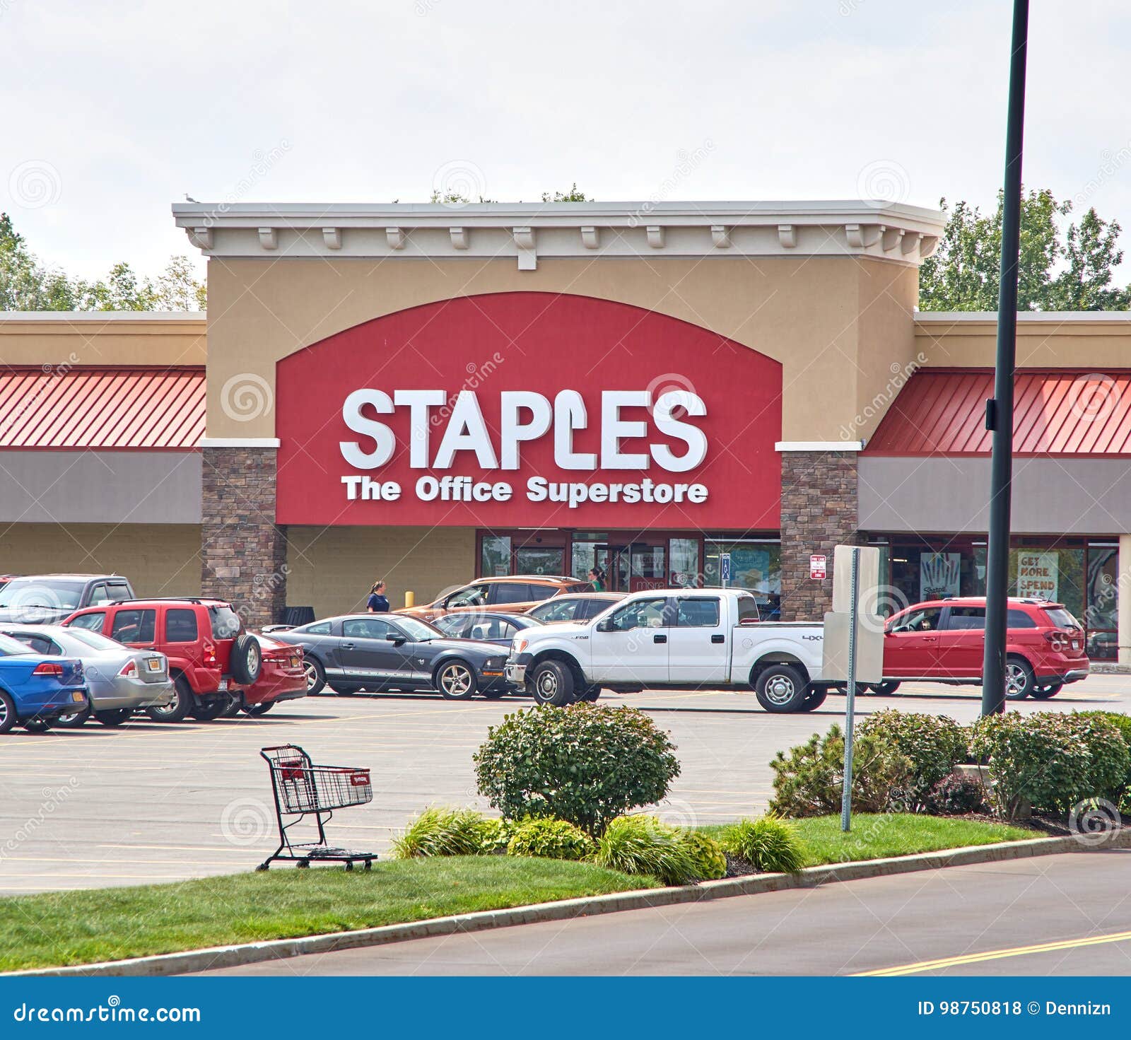 Staples Almacena Y Logotipo Foto de archivo editorial - Imagen de ...
