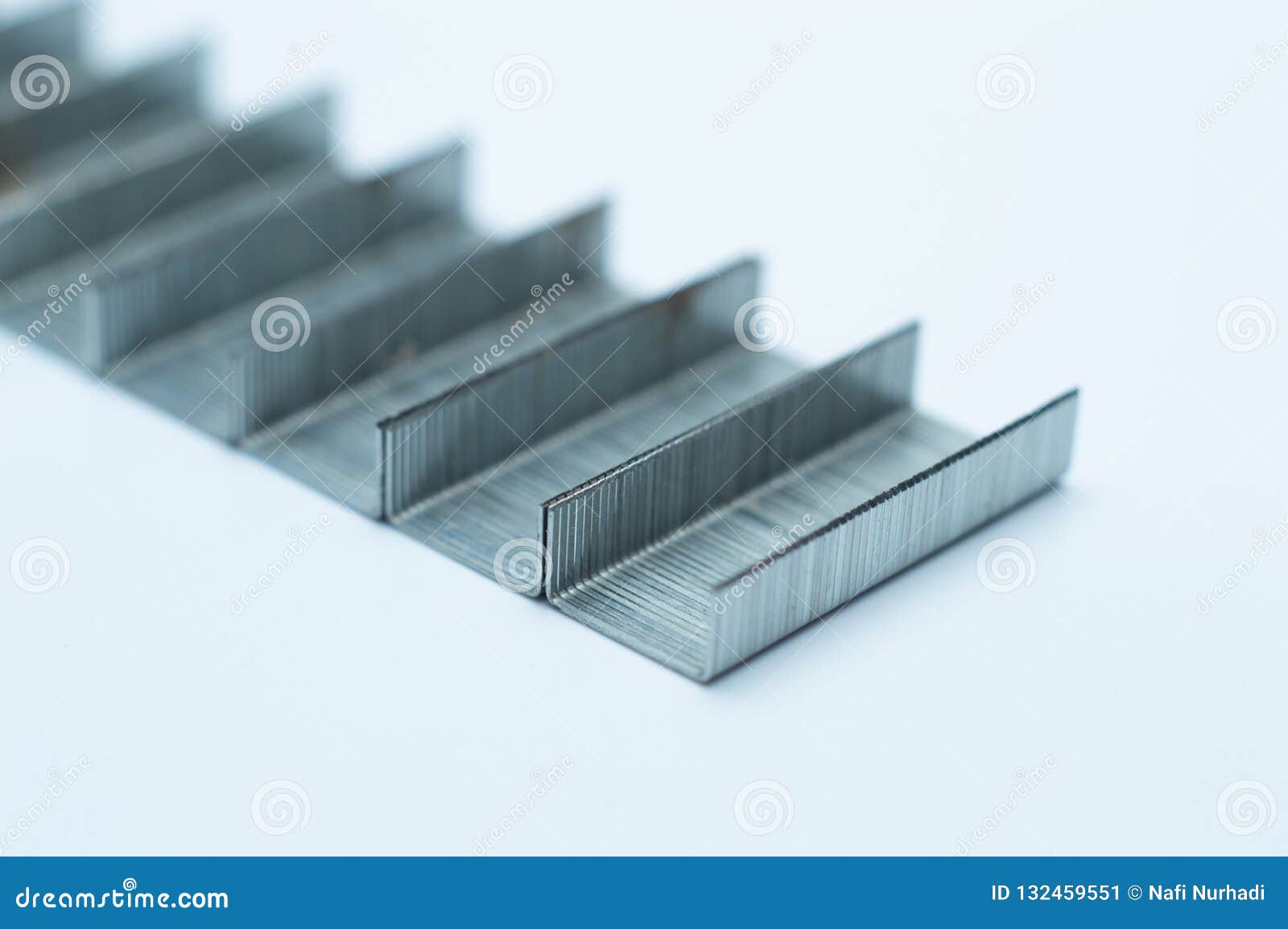 Staples Pour Une Agrafeuse Sur Un Fond Blanc Image stock - Image du ...