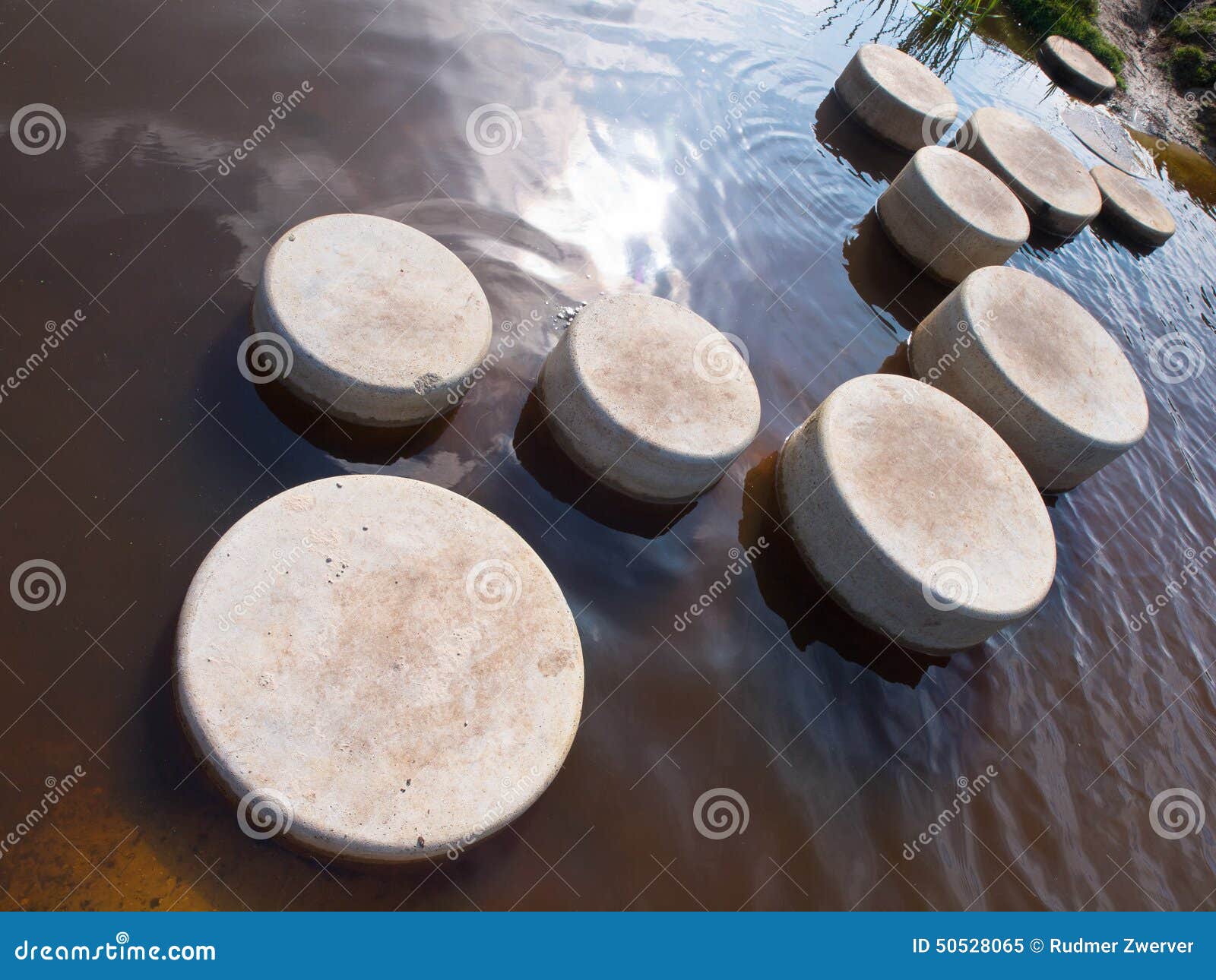 Stapstenen in water stock afbeelding. Image of sprong - 50528065