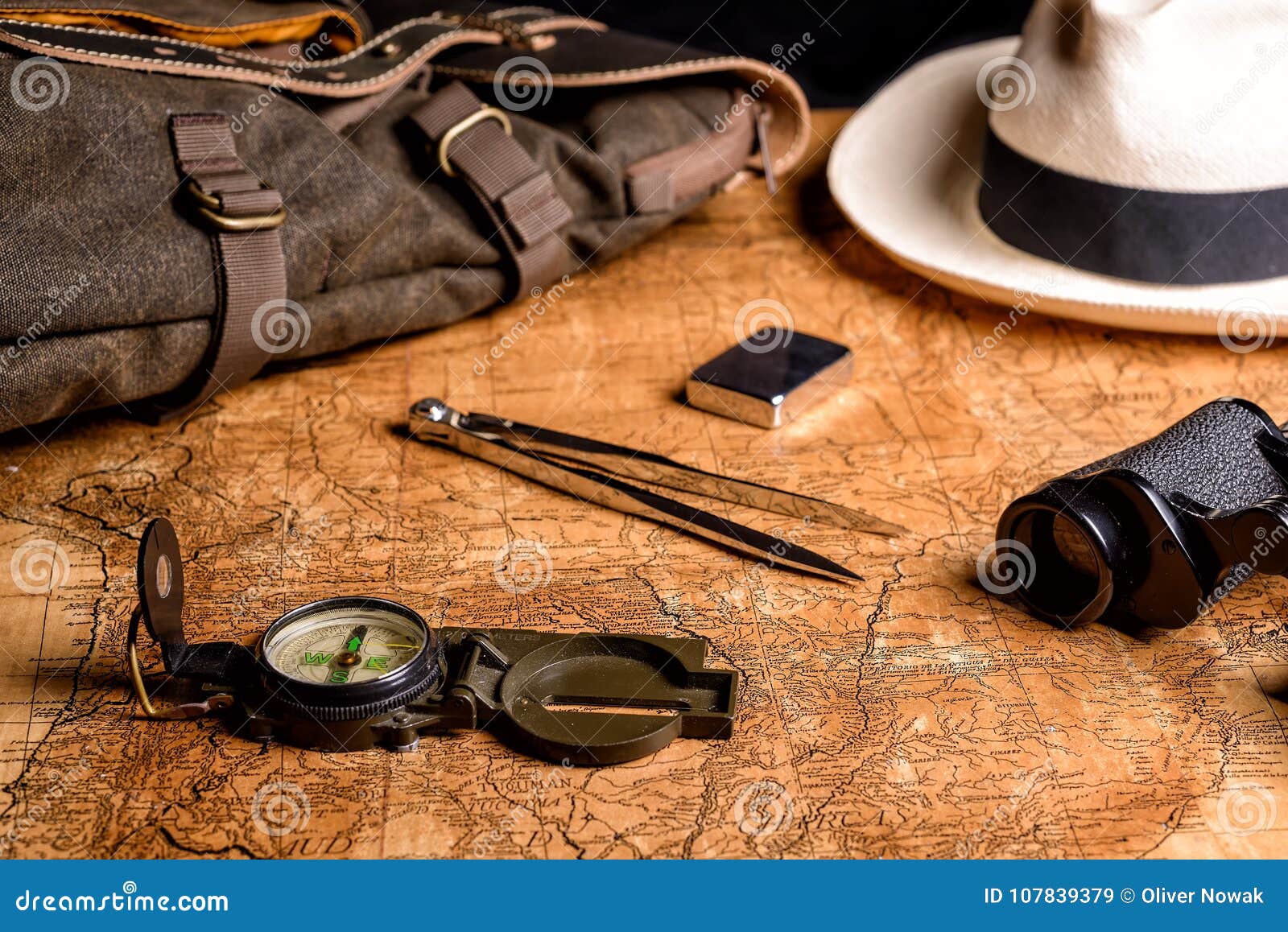 Stara Mapa Z Kompasem I Lornetkami Obraz Stock - Obraz złożonej z ...