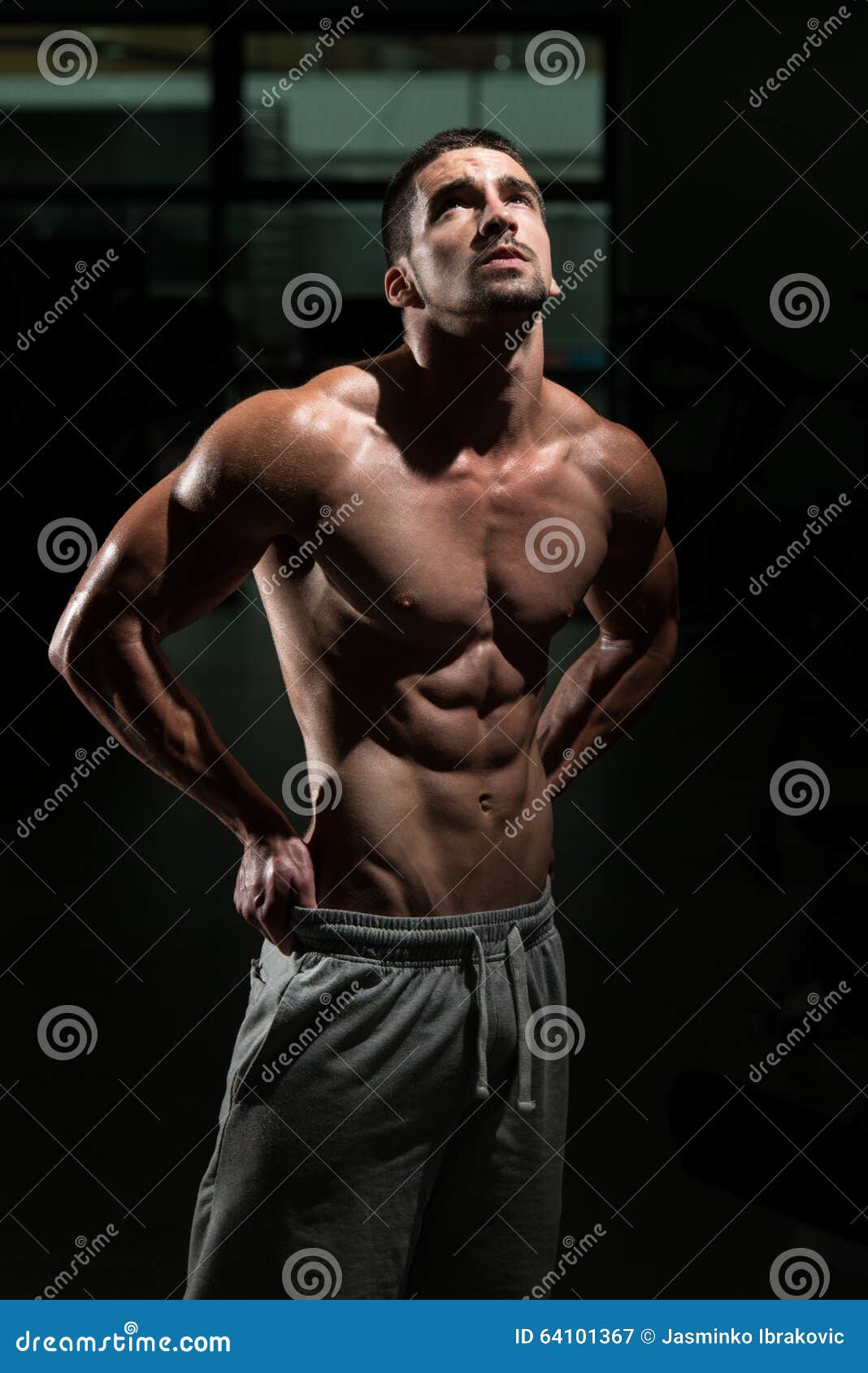 Stark Bodybuildingman Som Ser Upp Fotografering för Bildbyråer - Bild ...