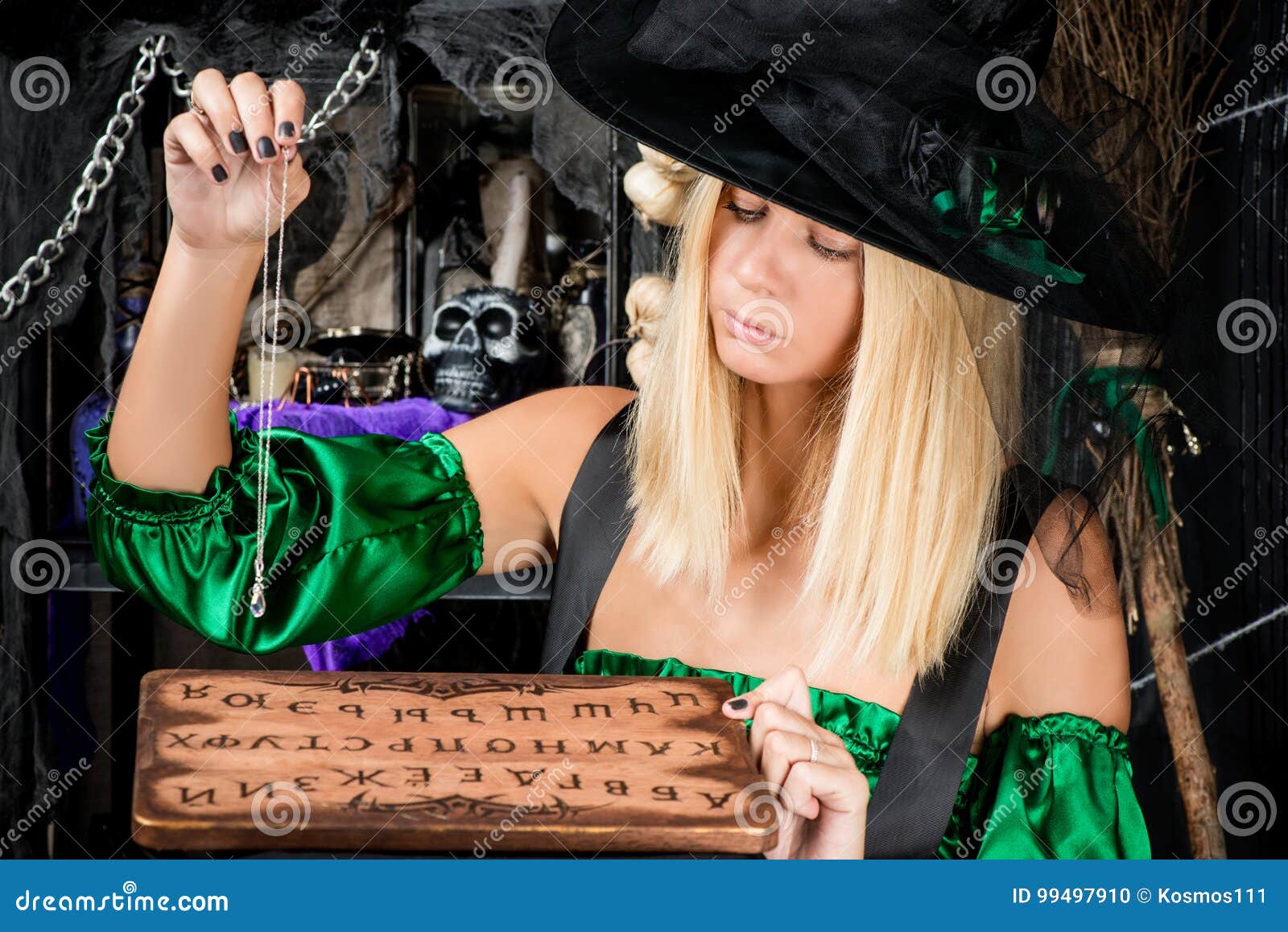 Starke Blonde Hexe Mit Einem Ouija Brett Stockfoto Bild Von