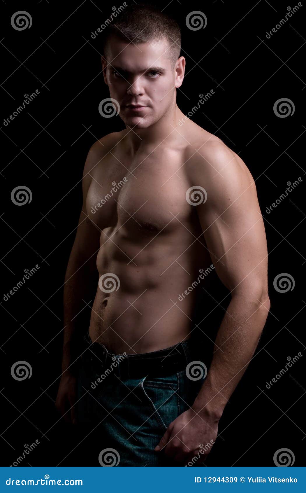 Starker Athletischer Mann Auf Schwarzem Hintergrund Stockbild - Bild ...