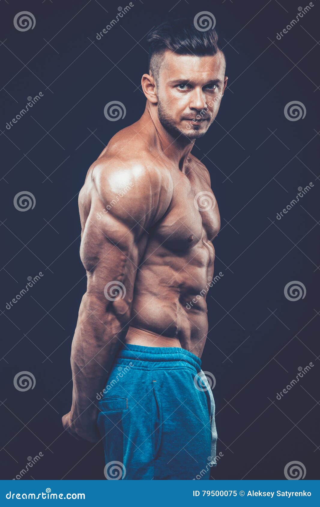 Starker Athletischer Mann Auf Schwarzem Hintergrund Stockbild - Bild ...