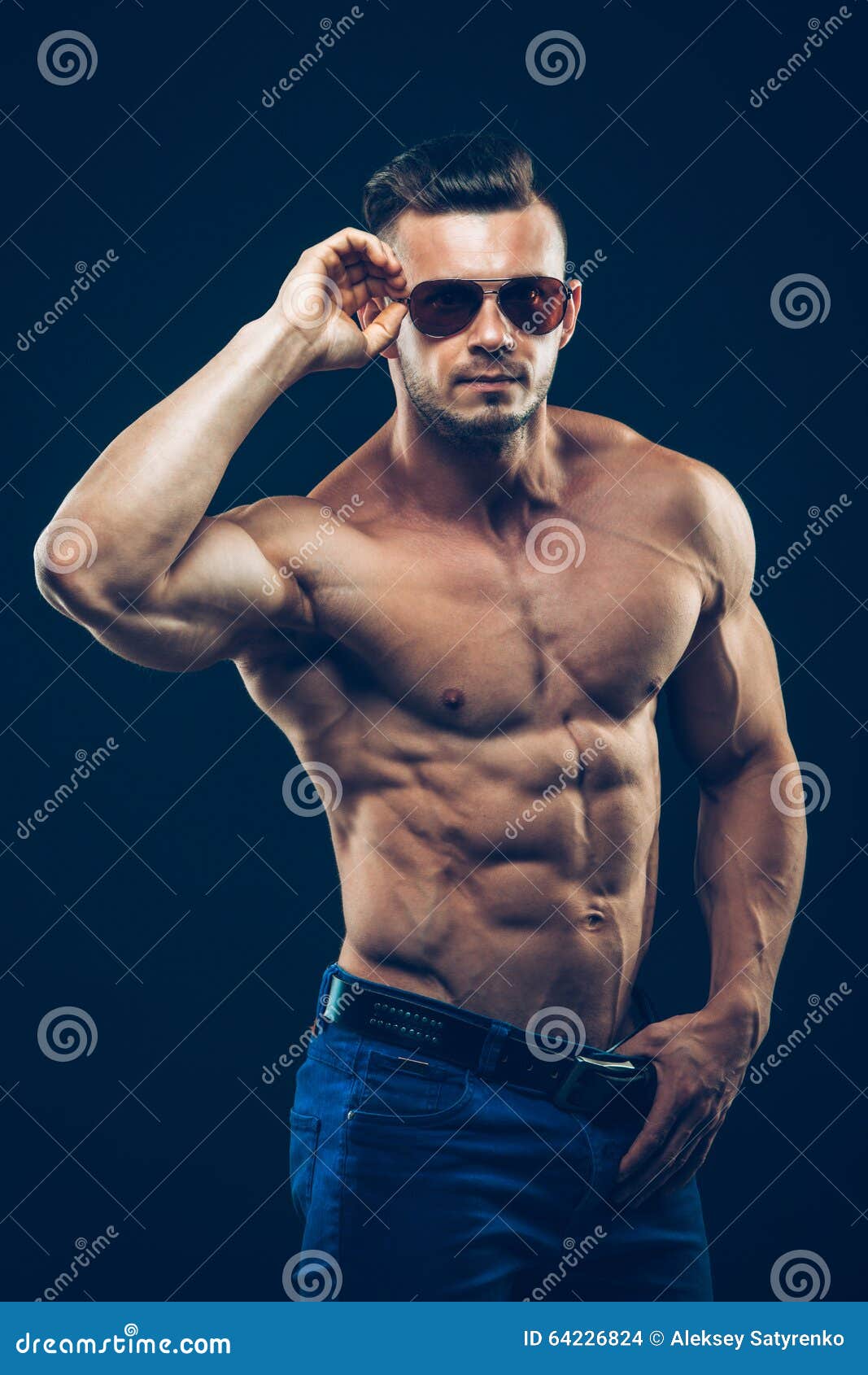 Starker Athletischer Mann in Der Sonnenbrille Auf Schwarzem Stockfoto ...