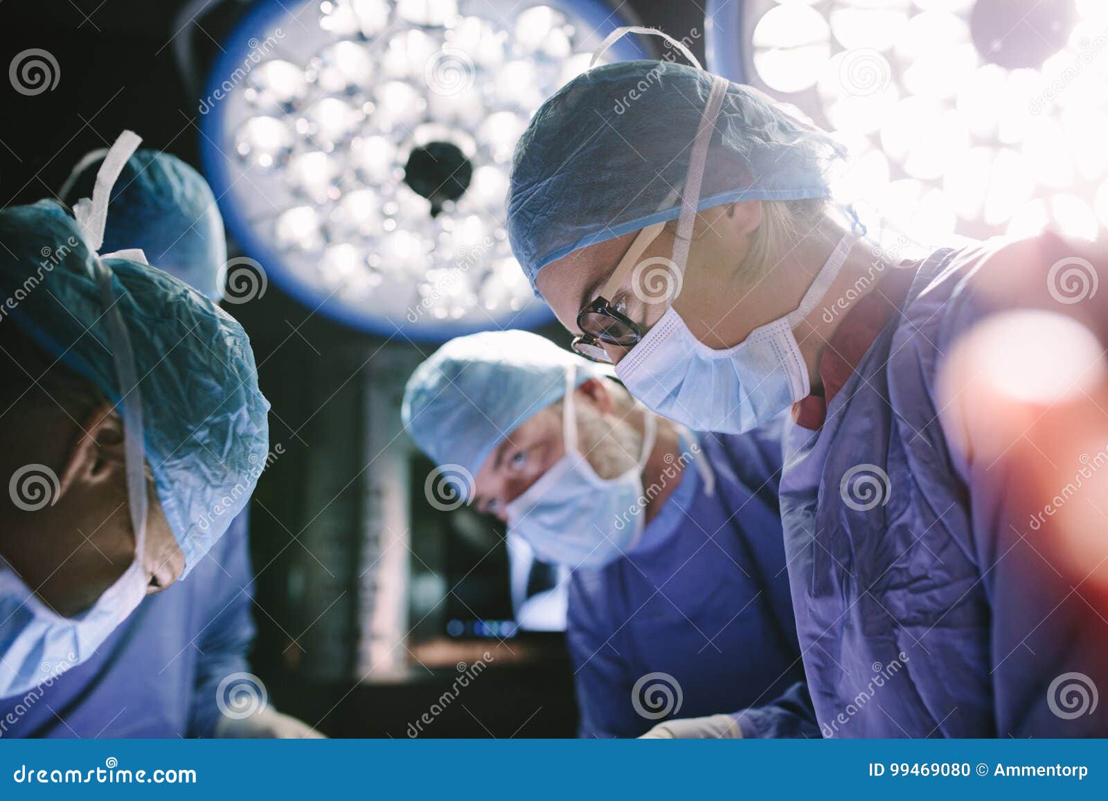 Starker Chirurg, Der Chirurgie Mit Ihrem Team Durchführt Stockfoto ...