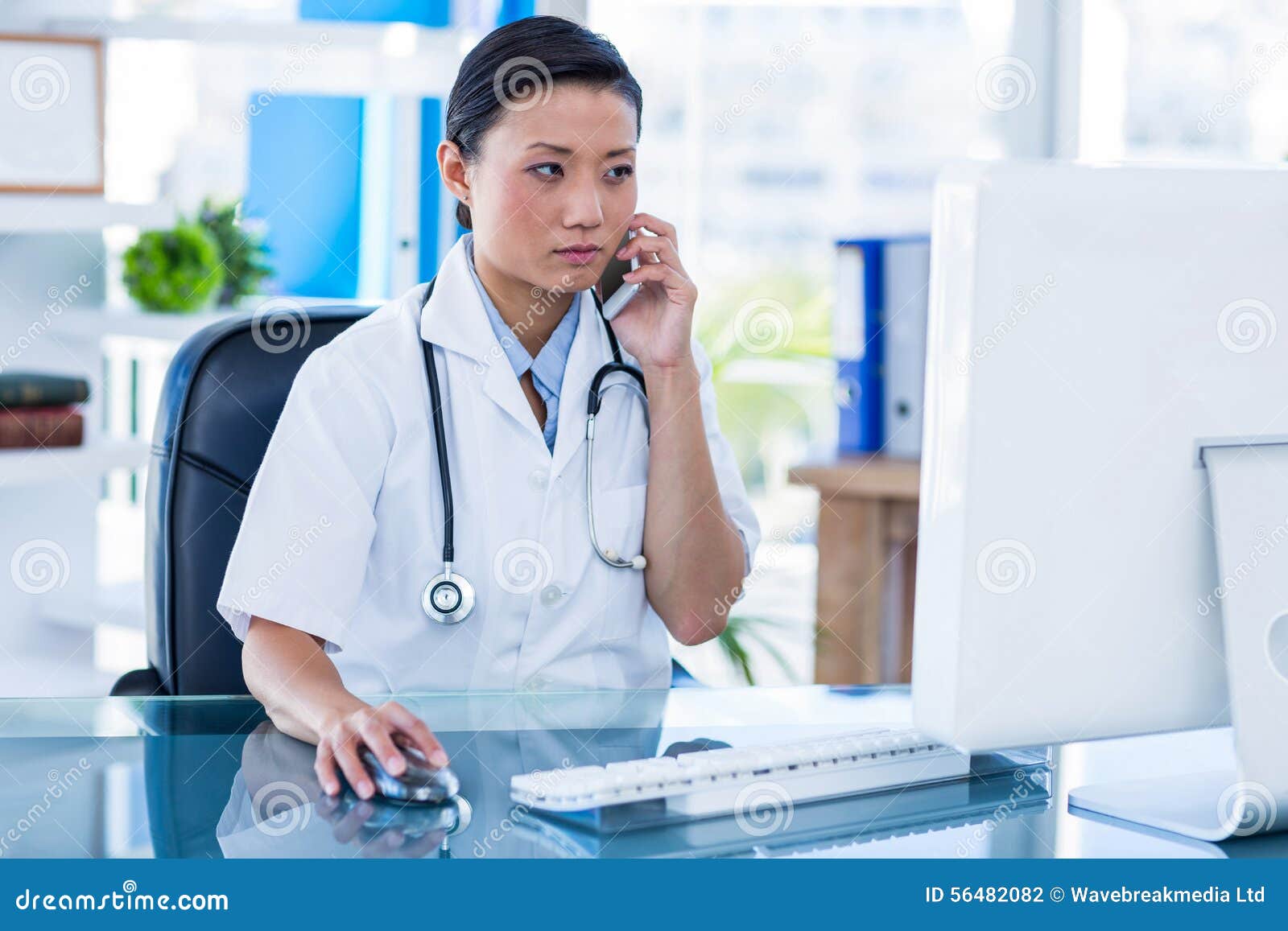 Starker Doktor, Der Telefonanruf Hat Und Ihren Computer Verwendet ...