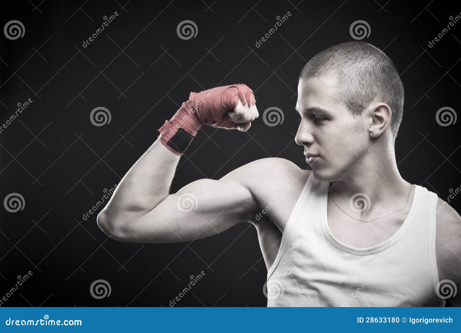 Starker junger Mann stockfoto. Bild von tätigkeit, muskel - 28633180