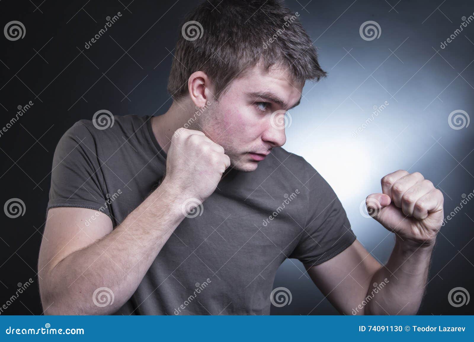 Starker Junger Mann in Einer Fightinghaltung Stockfoto - Bild von ...