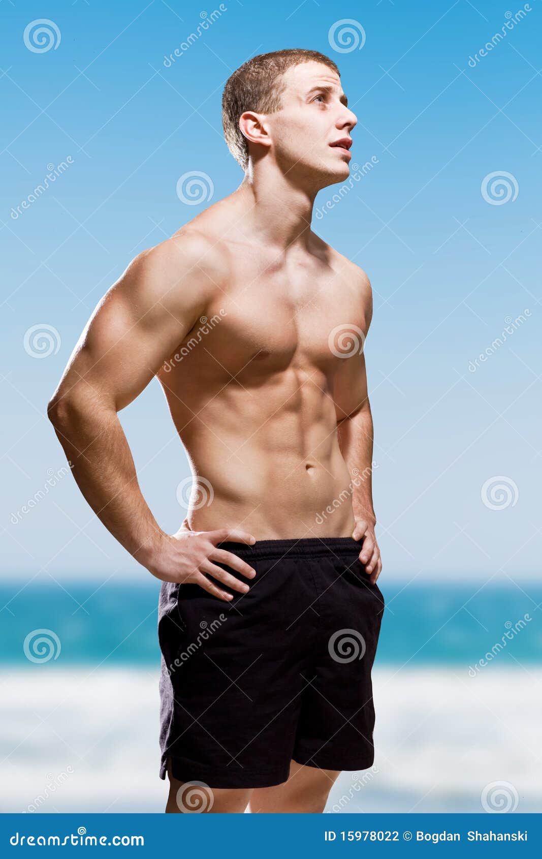 Starker Mann Auf Dem Strand Stockfoto - Bild von muskulös, muskel: 15978022