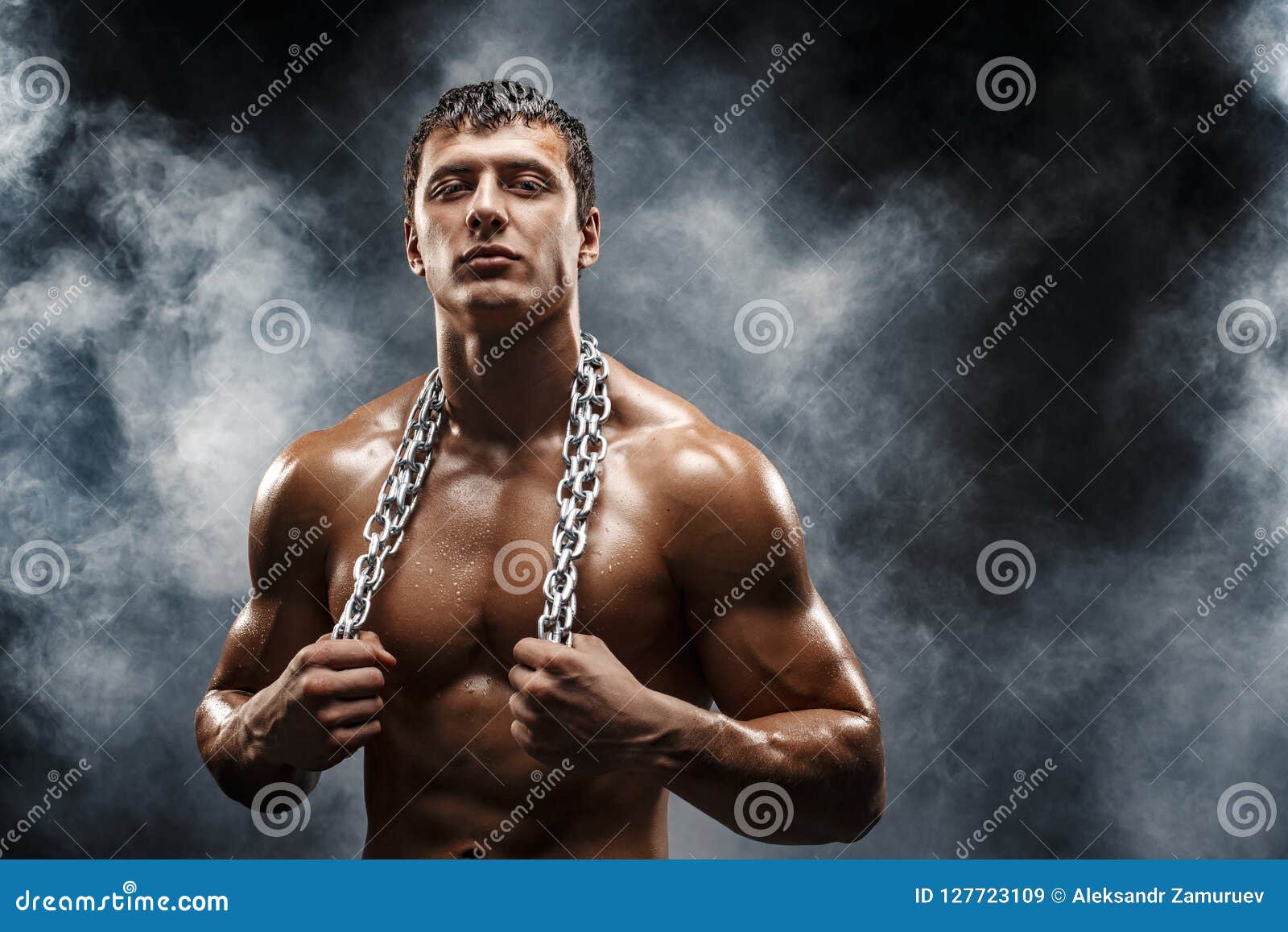 Starker Mann Mit Metallkette Rauchiger Hintergrund Stockbild - Bild von ...