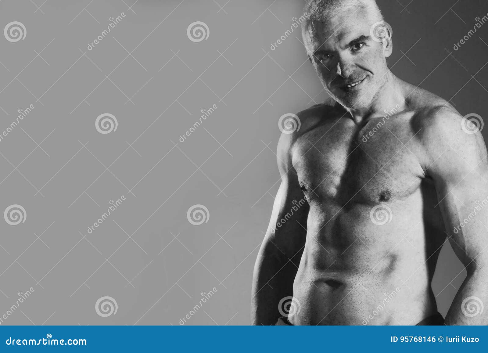 Starker Mann Mit Perfekter ABS, Schultern, Bizeps, Trizeps Und Ches Stockfoto - Bild von ...