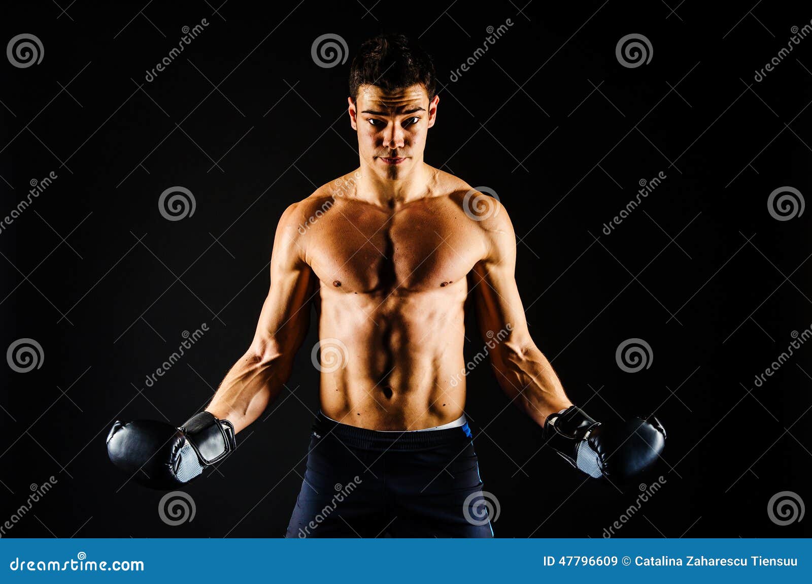 Starker Mann Mit Schwarzen Boxhandschuhen Stockbild - Bild von ...