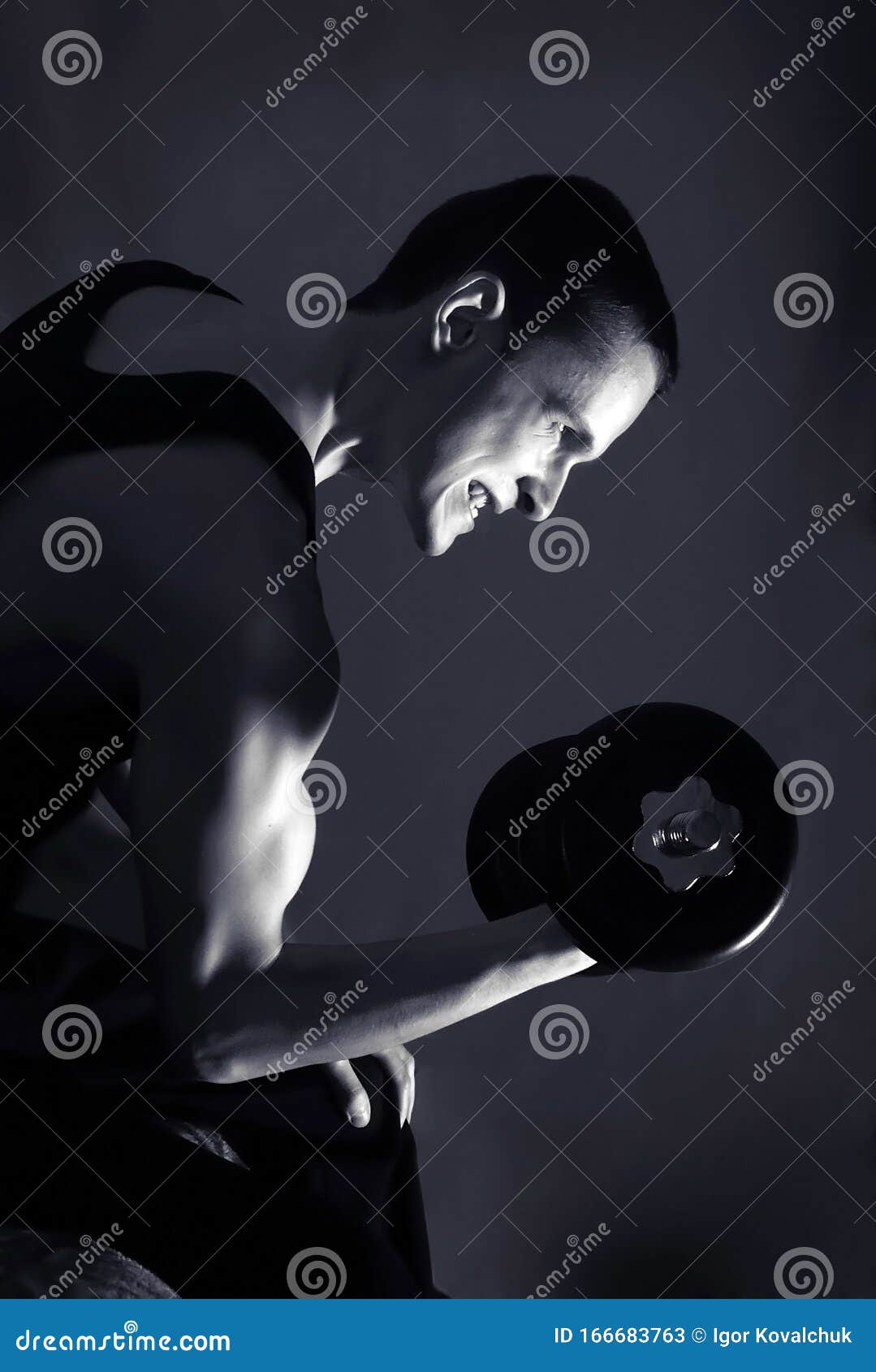 Starker Mann mit Stangen stockbild. Bild von erwachsener - 166683763