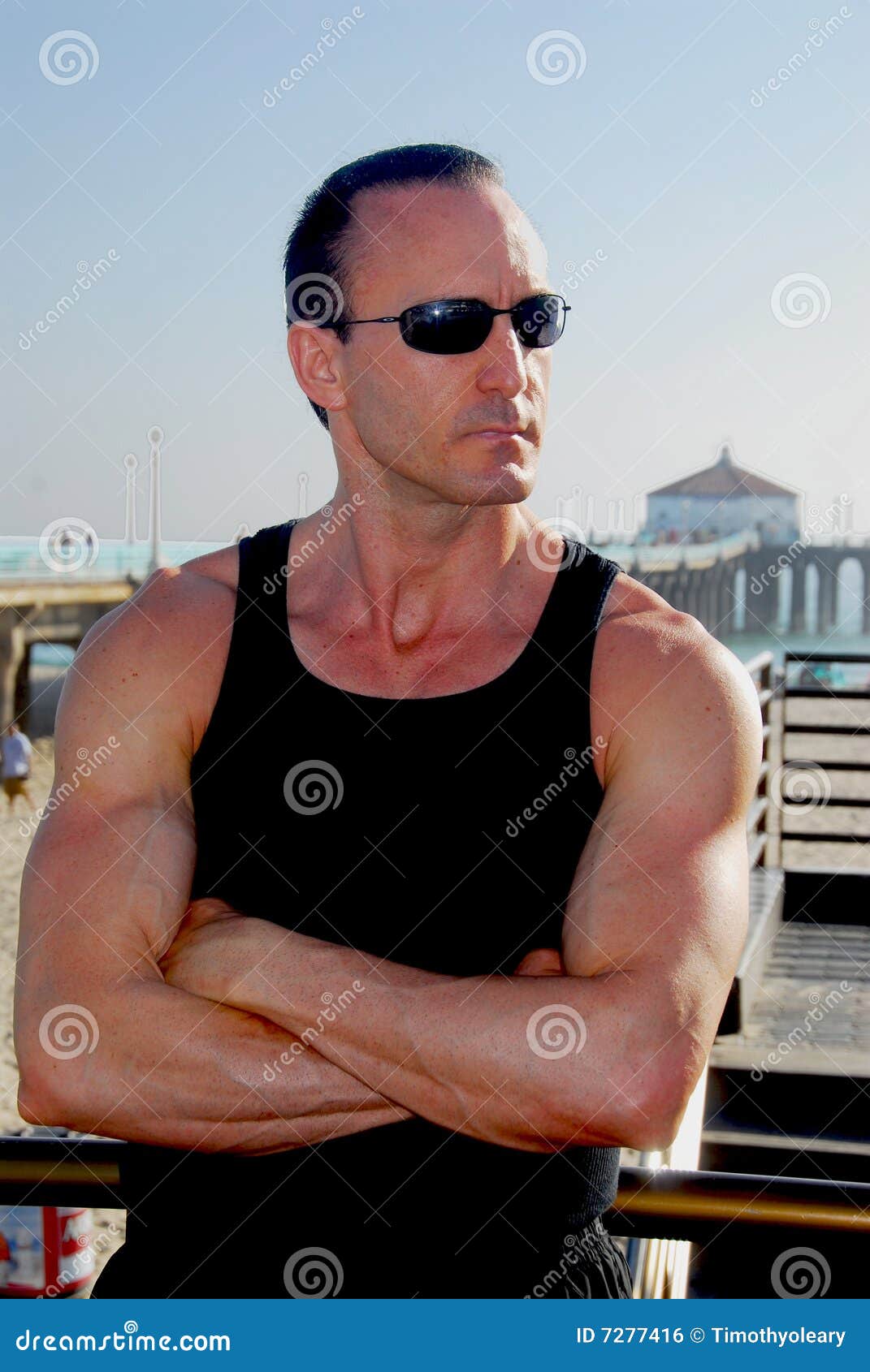 Starker Mann am Strand stockfoto. Bild von übung, muskeln - 7277416