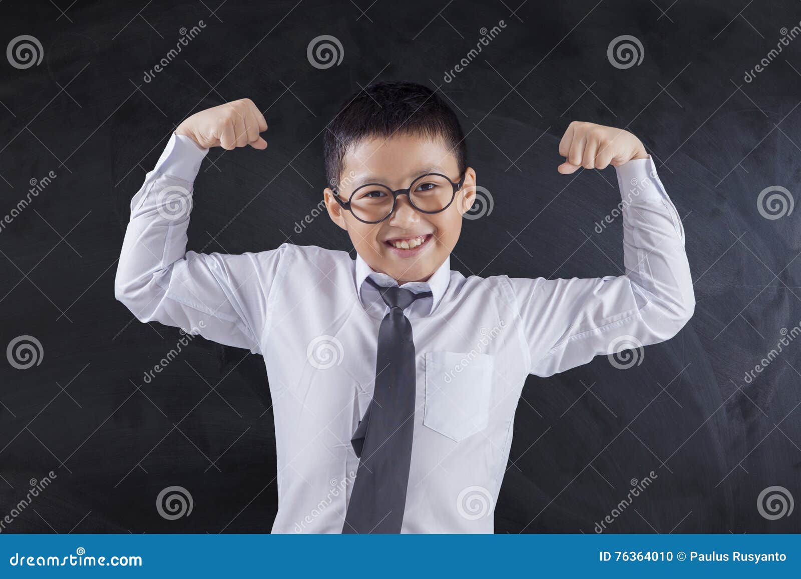 Starker Student Zeigt Seinen Muskel Stockfoto - Bild von chinesisch ...