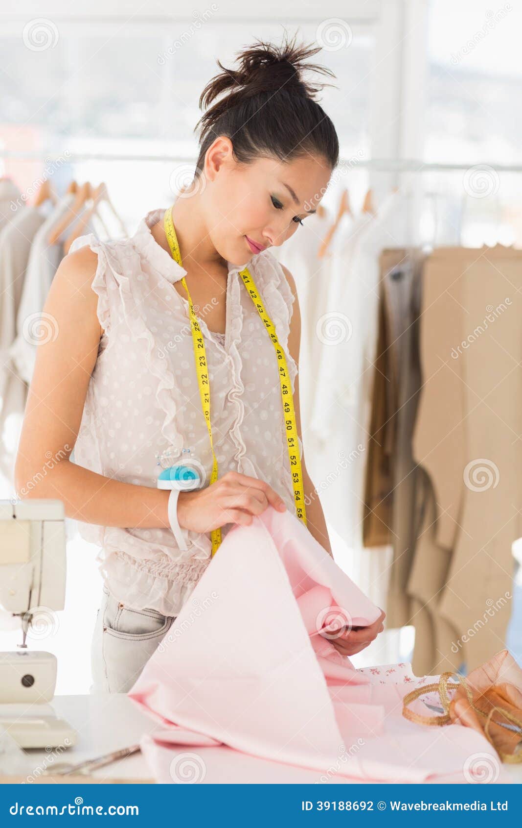 Starker Weiblicher Modedesigner Bei Der Arbeit Stockfoto - Bild von ...