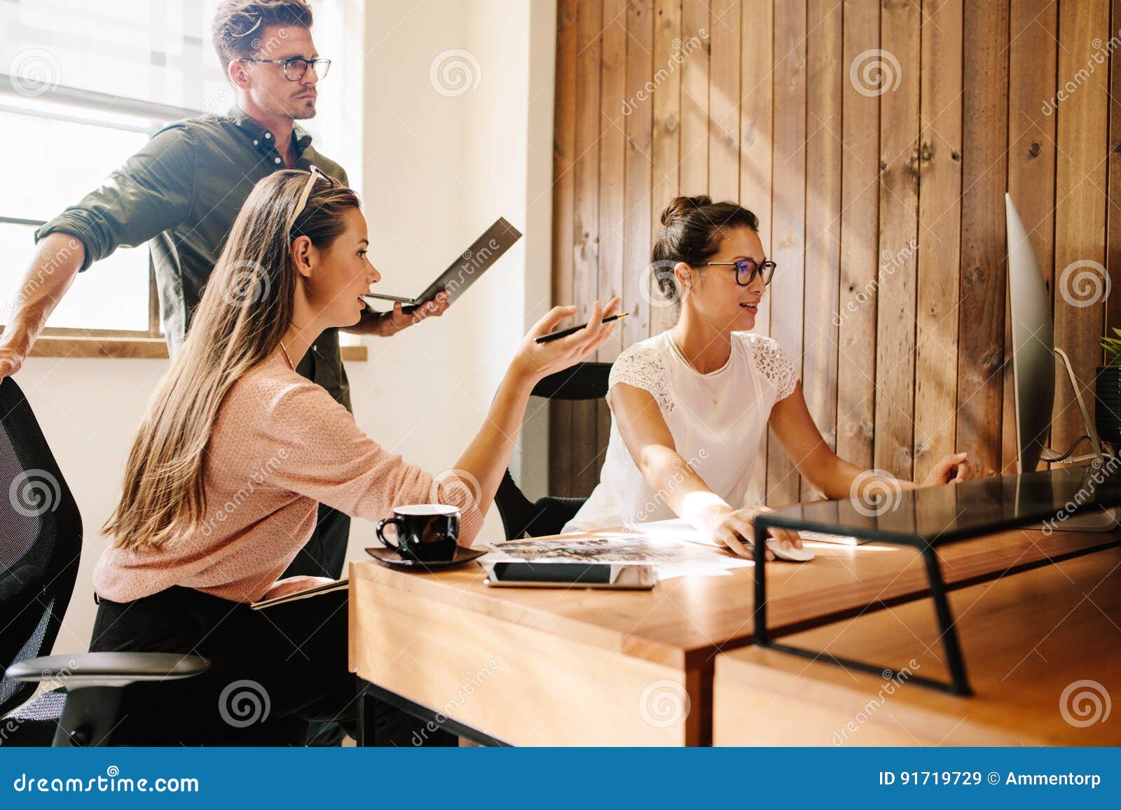 Start Commercieel Team Die Aan Computer Werken Stock Afbeelding ...