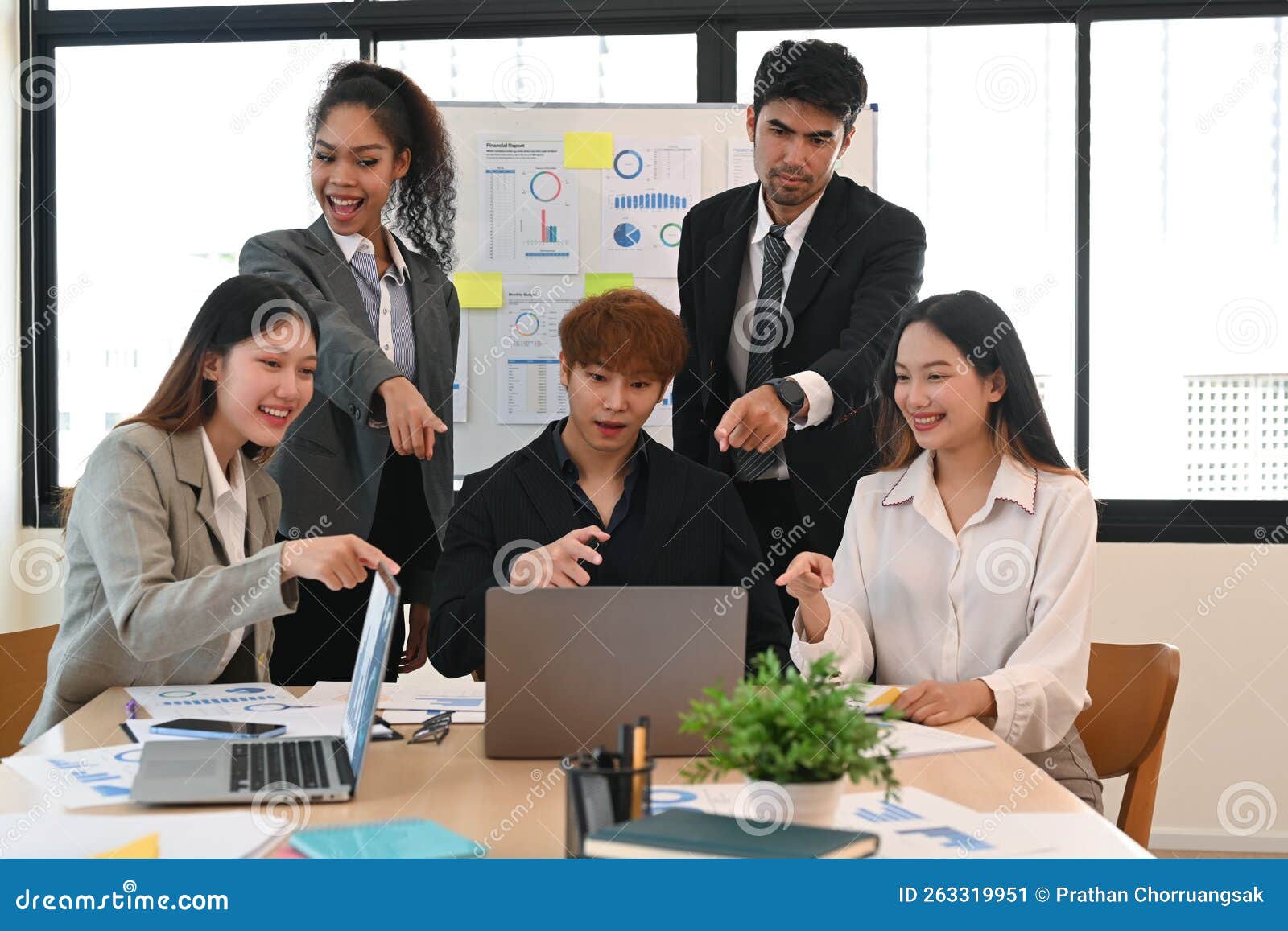 Start Up Business Team Sharing Ideas Business Strategy, Collaborating ...