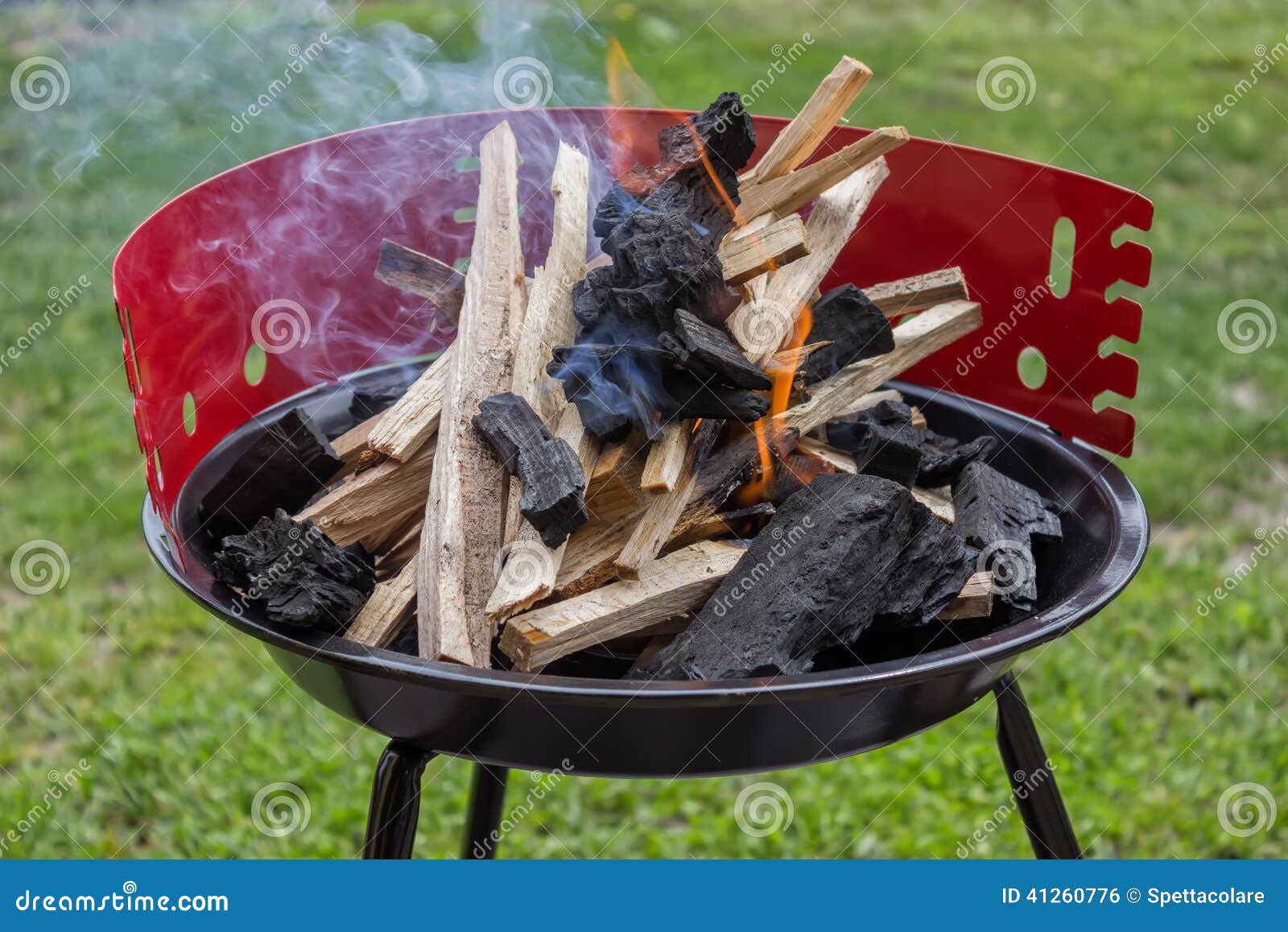 Starten Grillfeuer stockfoto. Bild von grill, feuer, beleuchtete - 41260776