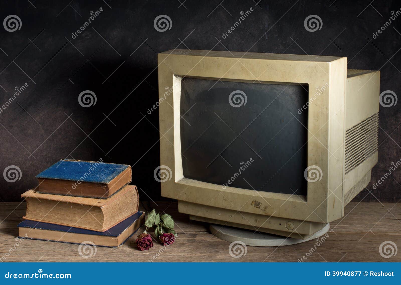 Stary komputerowy monitor obraz stock. Obraz złożonej z monitor - 39940877