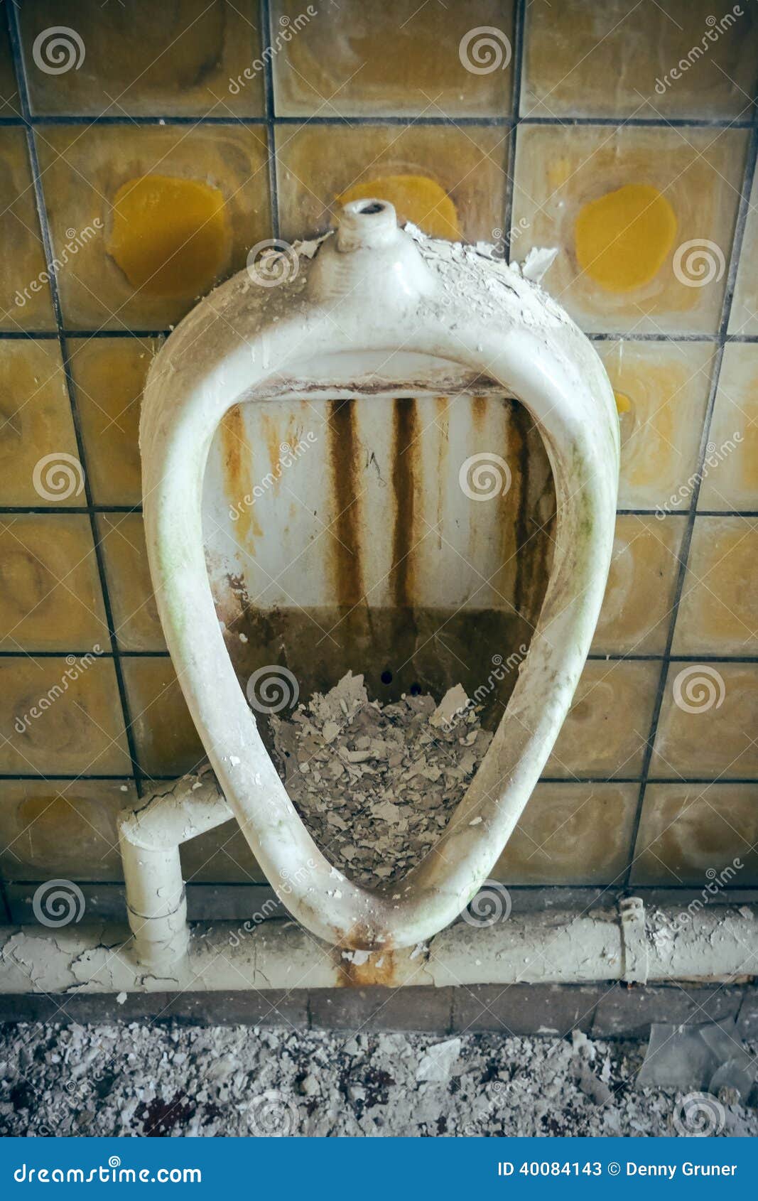 Stary pisuar obraz stock. Obraz złożonej z woda, sanitarny - 40084143