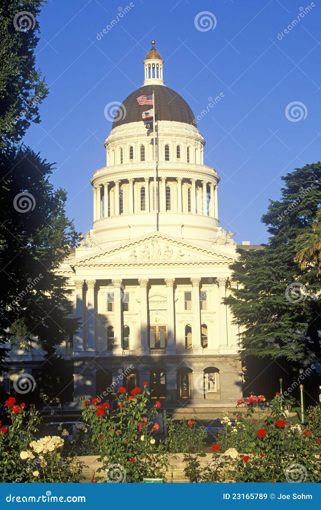 State Capitol of California, Stock Image - Image of flag, apex: 23165789