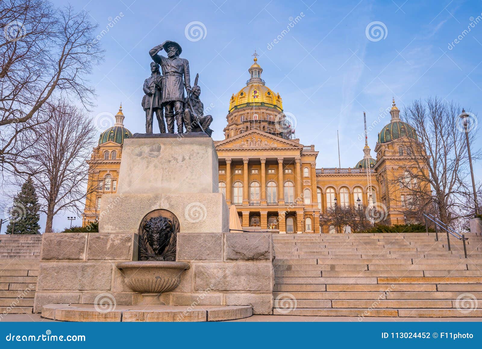 State Capitol in Des Moines, Iowa Editorial Photography - Image of ...