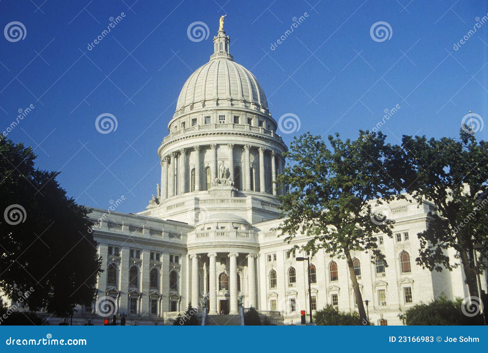 State Capitol of Wisconsin stock image. Image of daylight - 23166983