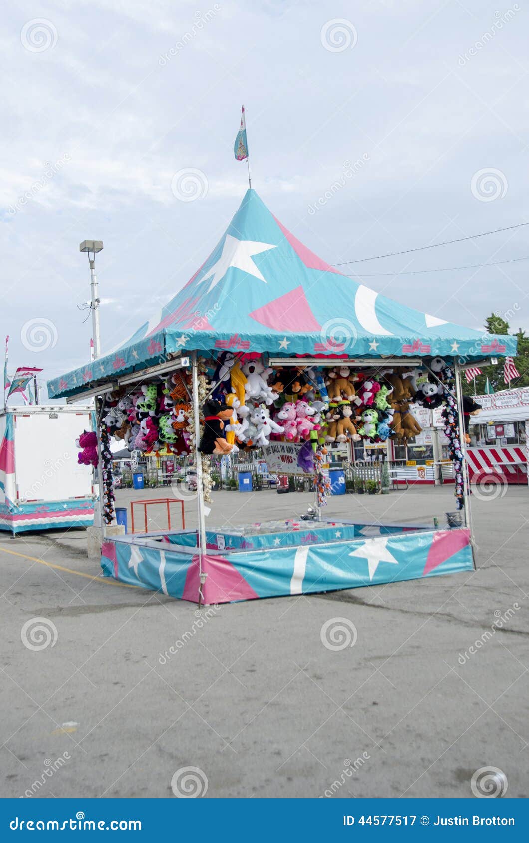 State Fair Prize booth editorial photography. Image of outside - 44577517