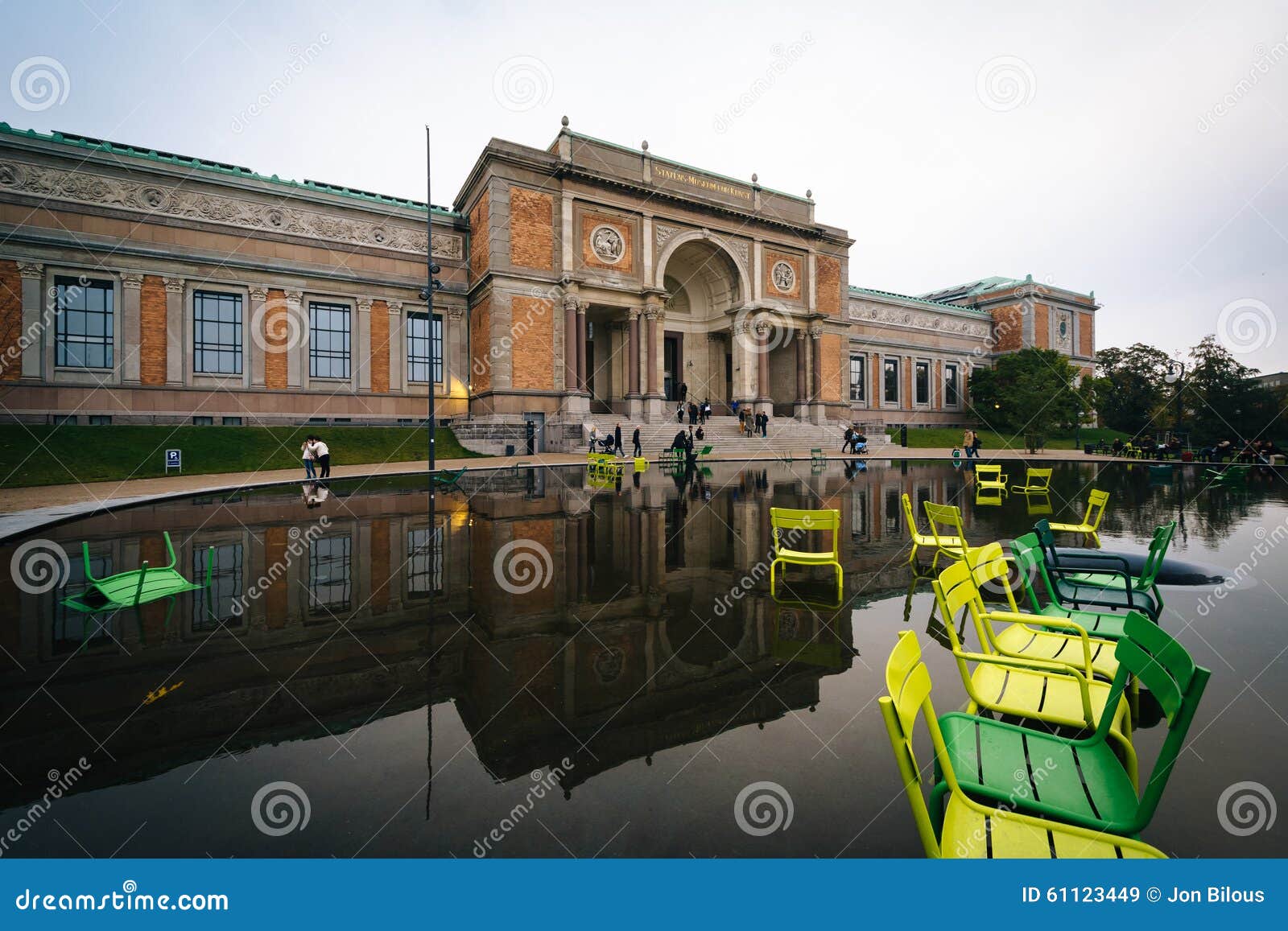Statens Museum for Kunst Reflecting in a Pool, in Copenhagen, De Stock ...