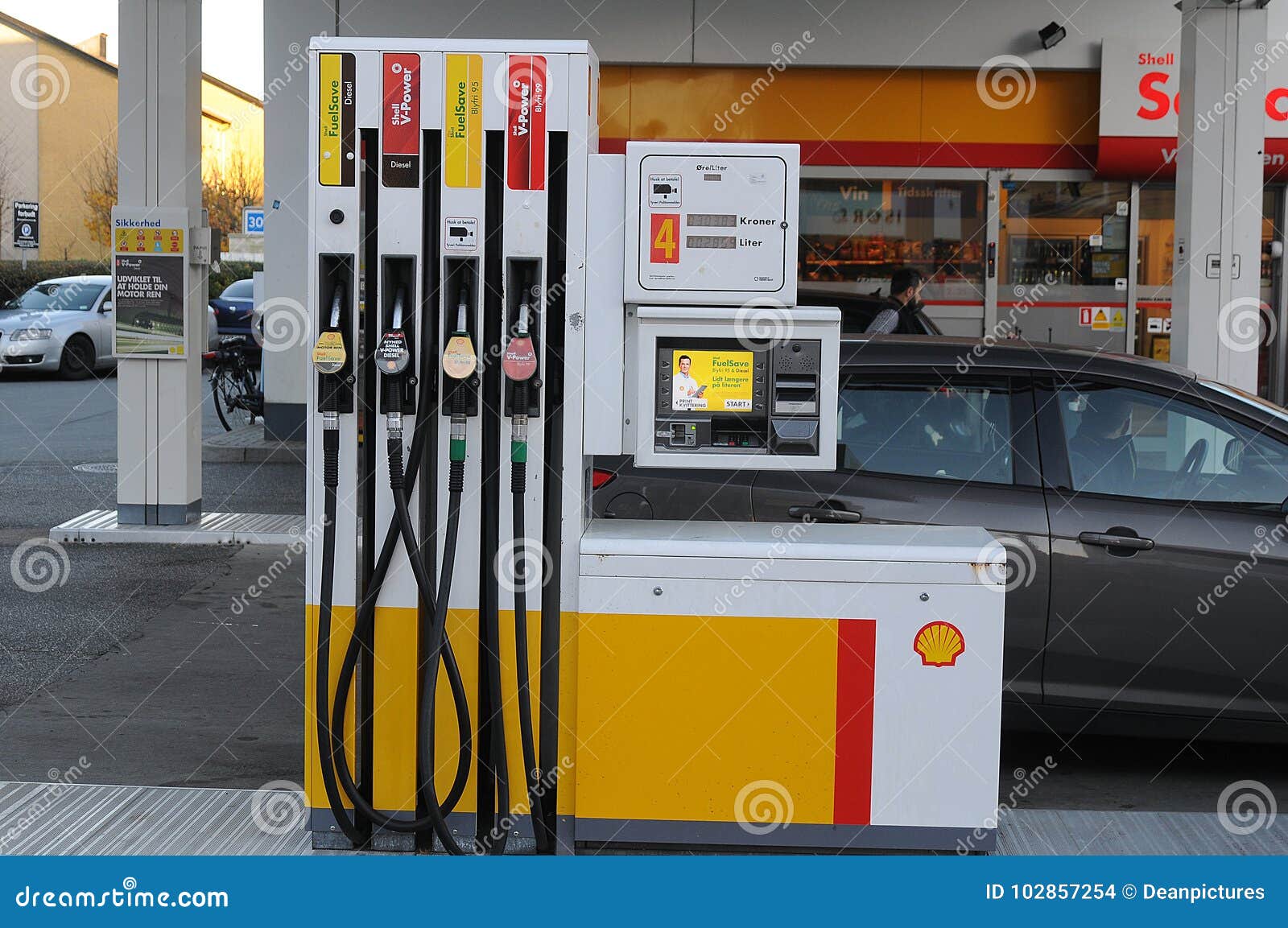 STATION D'ESSENCE DE SHELL image stock éditorial. Image du pétrole ...