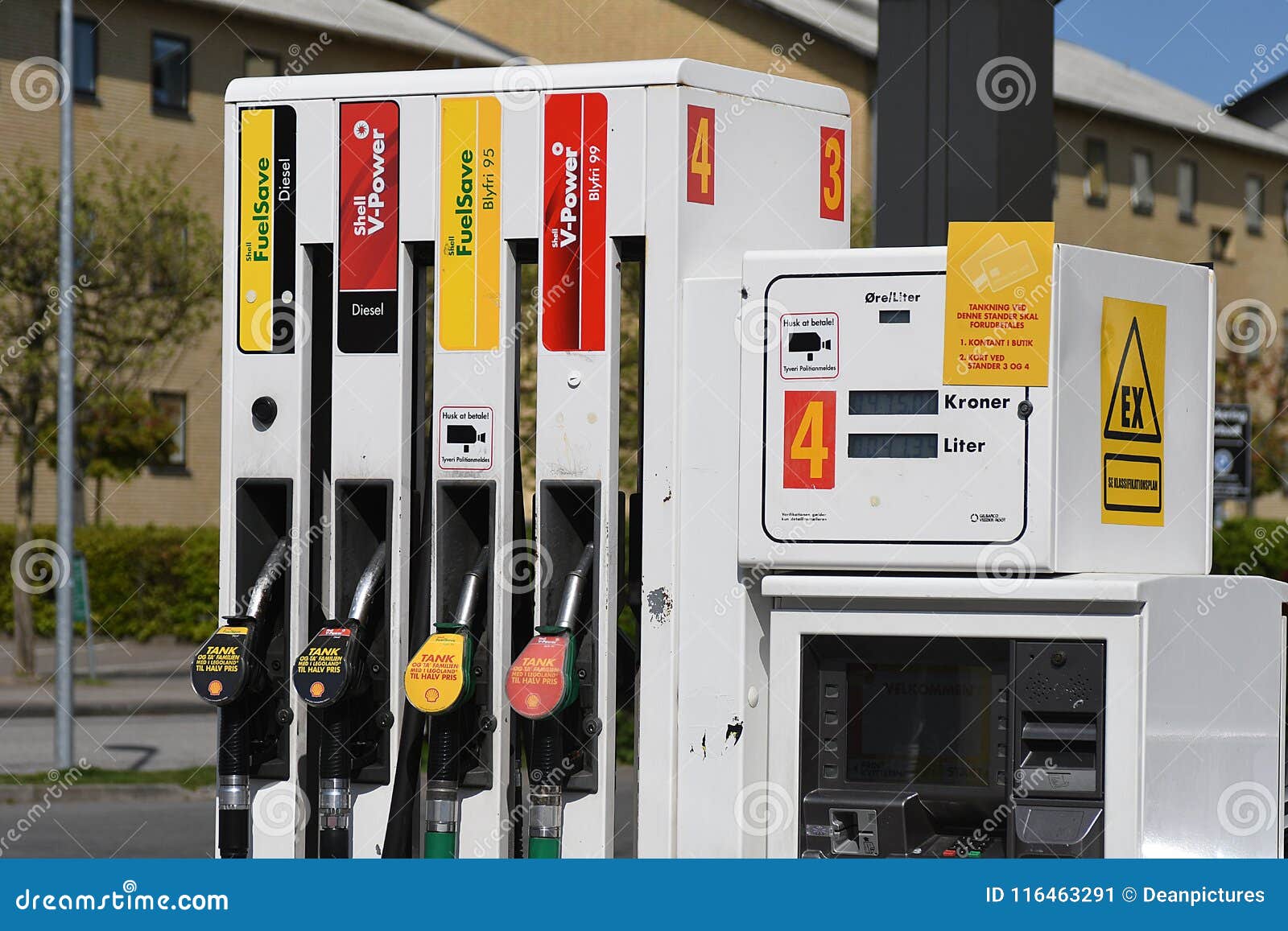 STATION D'ESSENCE DE SHELL photo éditorial. Image du économie - 116463291