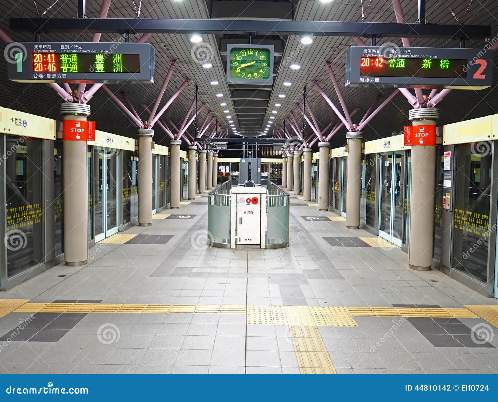 Station De MRT à Tokyo La Nuit Photographie éditorial - Image du ...