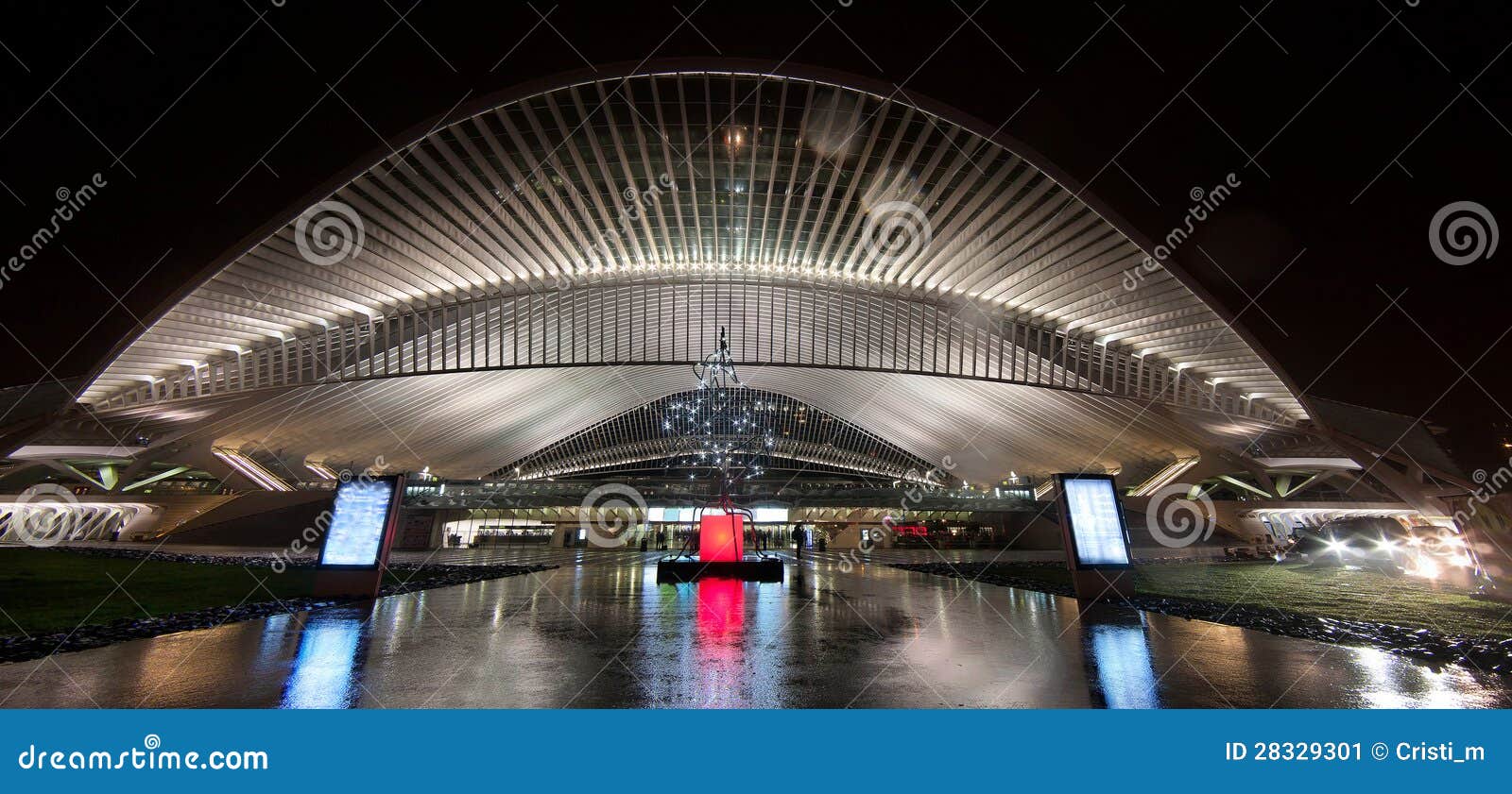 Station Luik Guillemins Bij Nacht Redactionele Foto - Image of ...
