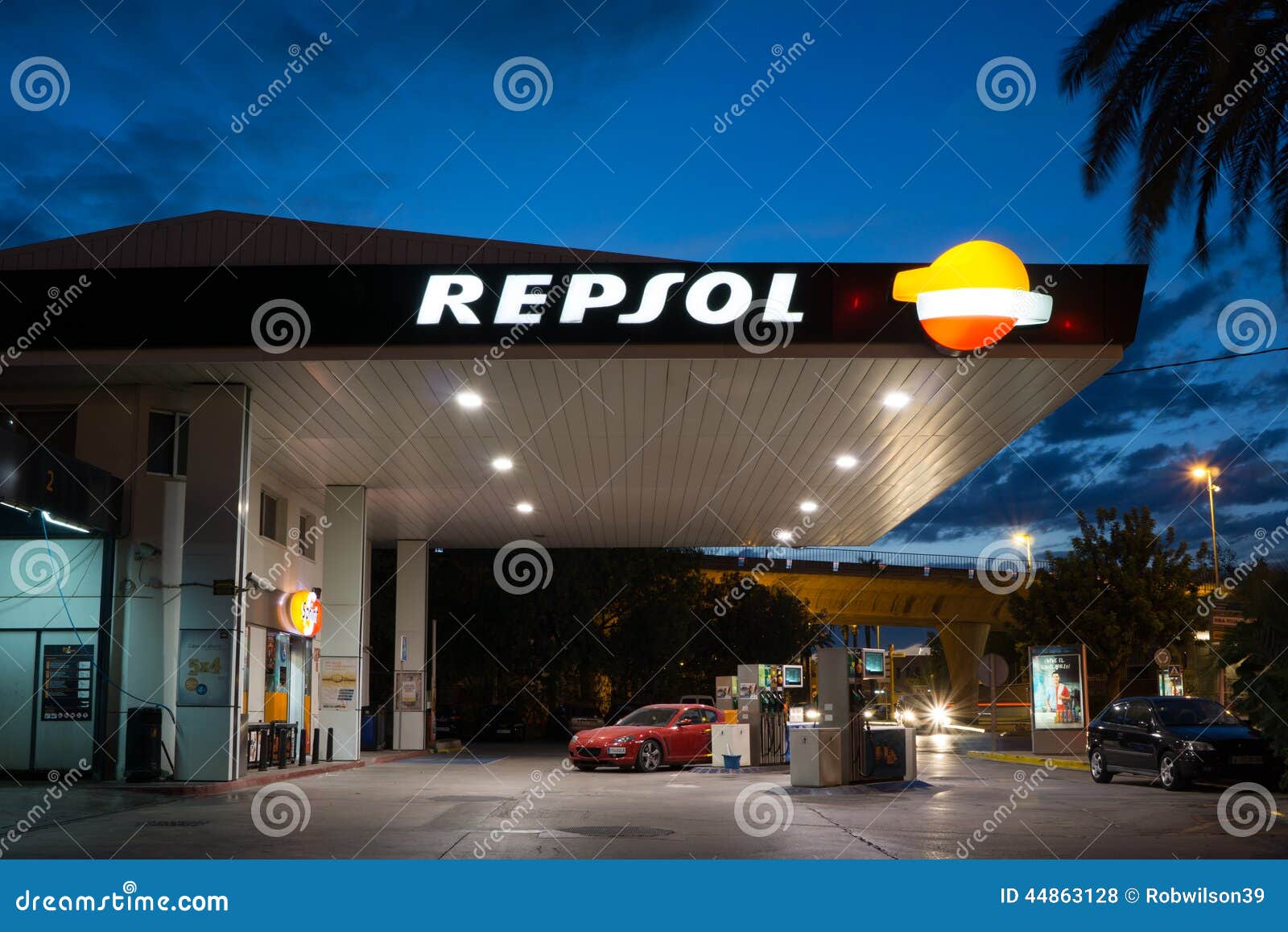 Station service de Repsol photo stock éditorial. Image du ravitailler ...
